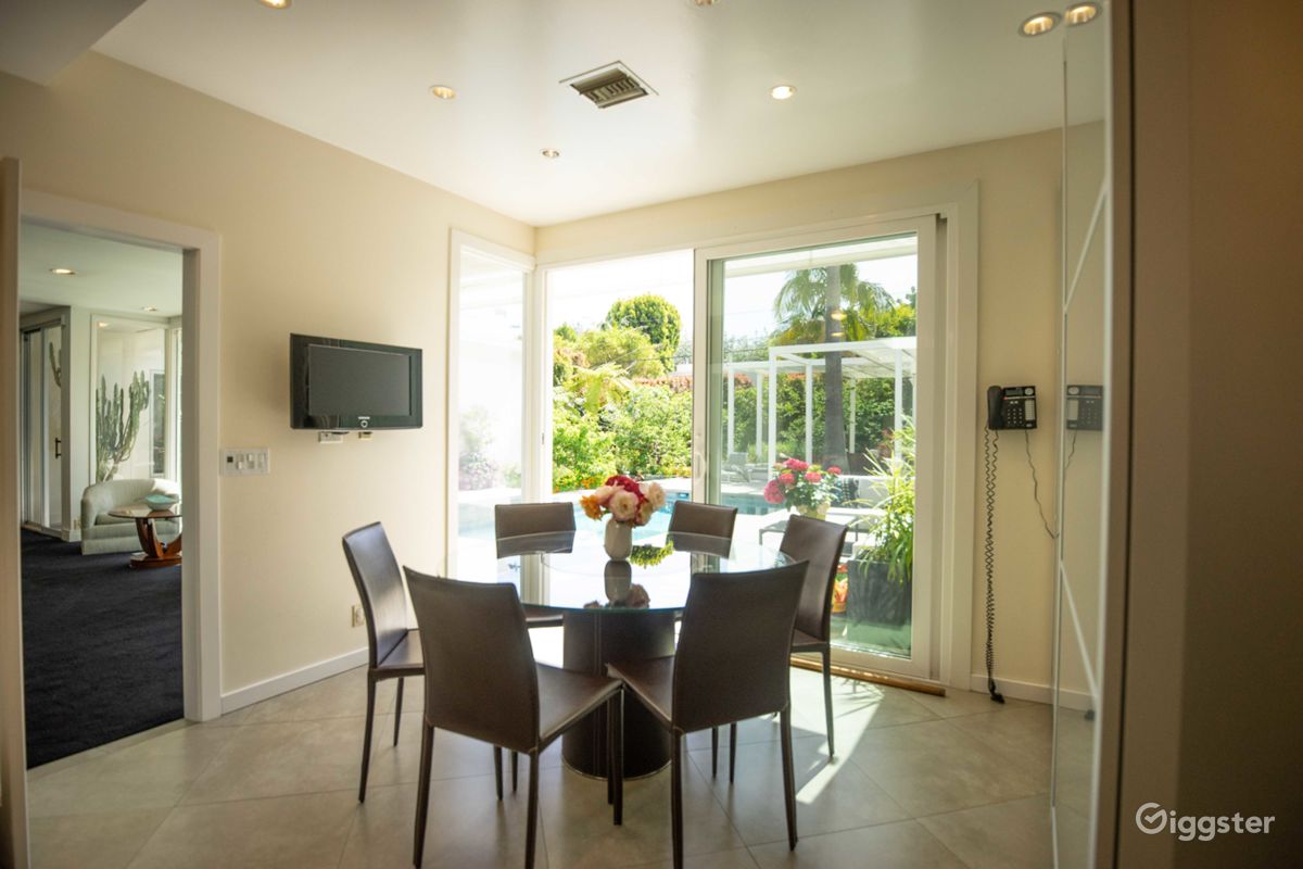 Beautiful Light Mansion in Beverly Hills | Rent this location on Giggster