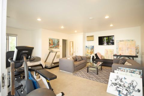 Beautiful Light Mansion in Beverly Hills | Rent this location on Giggster