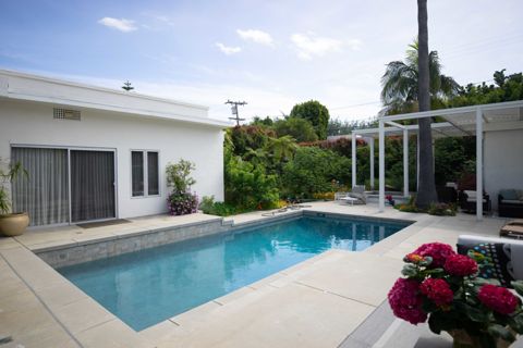 Beautiful Light Mansion in Beverly Hills | Rent this location on Giggster