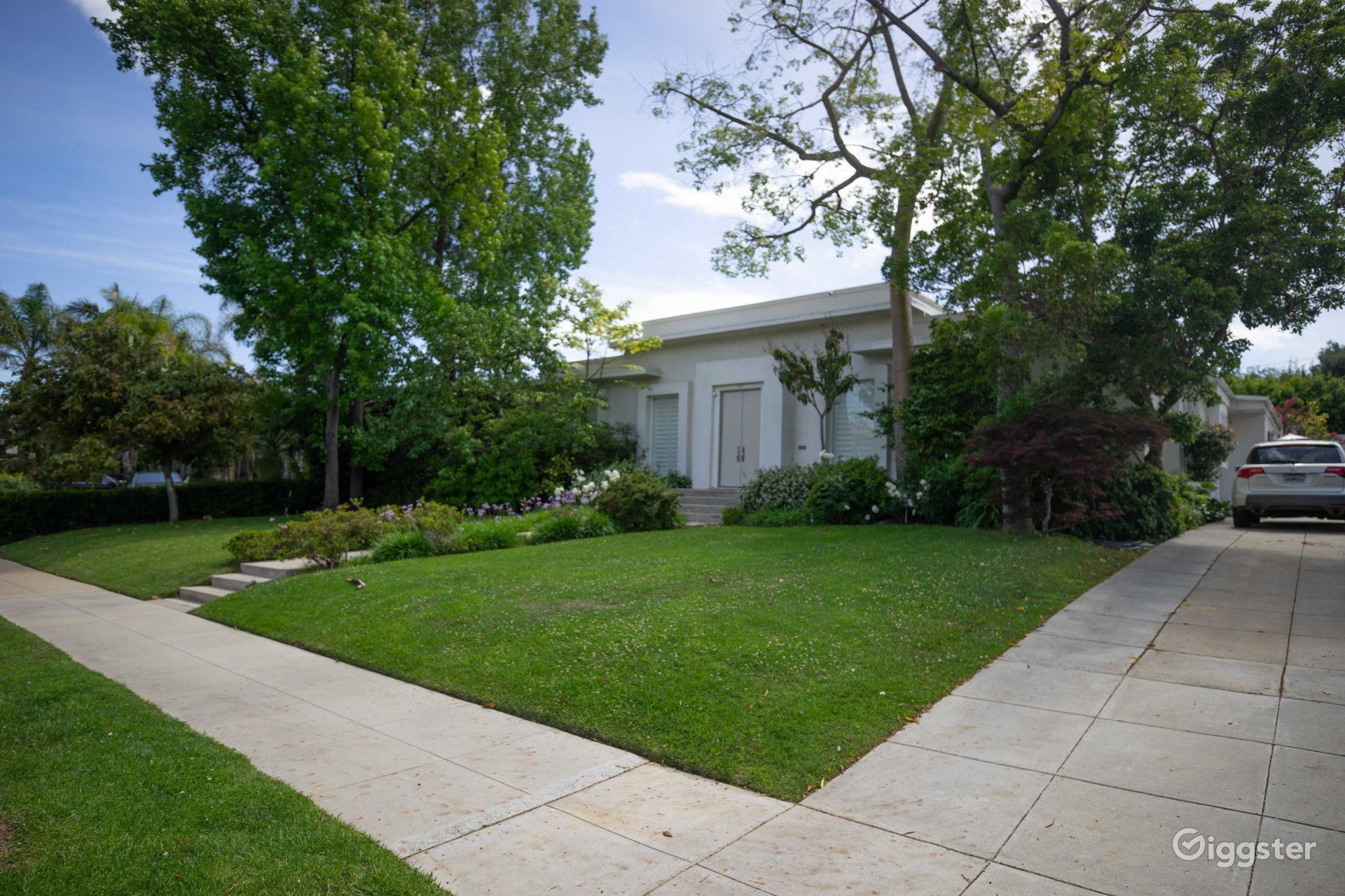 Beautiful Light Mansion in Beverly Hills | Rent this location on Giggster