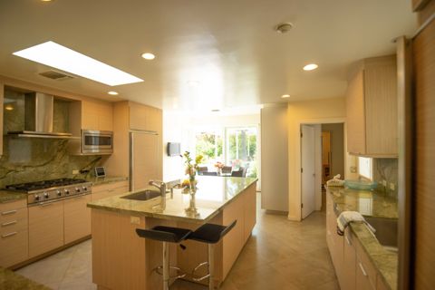 Beautiful Light Mansion in Beverly Hills | Rent this location on Giggster