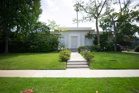 Beautiful Light Mansion in Beverly Hills | Rent this location on Giggster