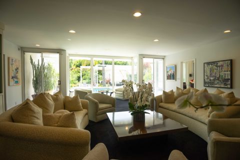 Beautiful Light Mansion in Beverly Hills | Rent this location on Giggster