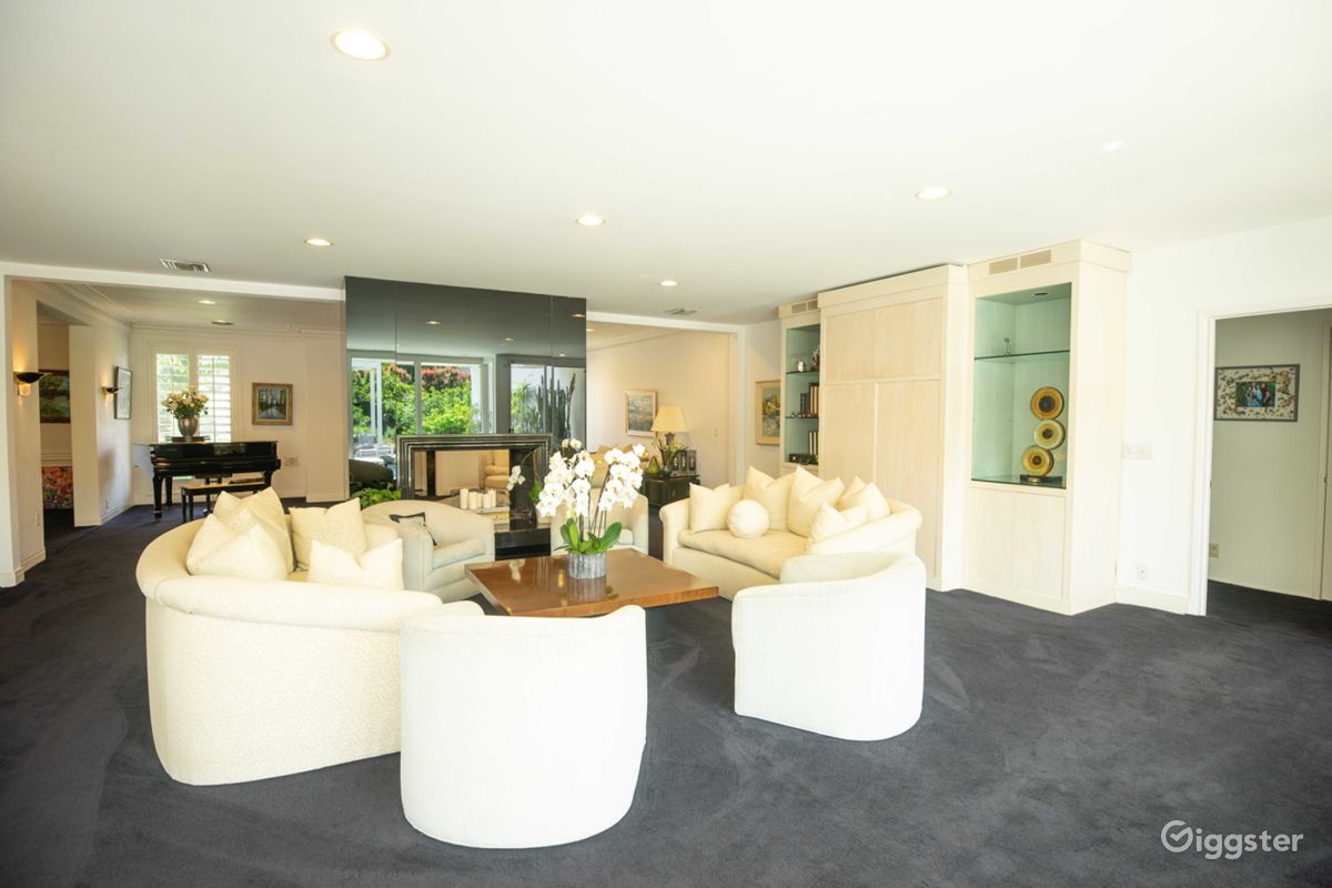 Beautiful Light Mansion in Beverly Hills | Rent this location on Giggster