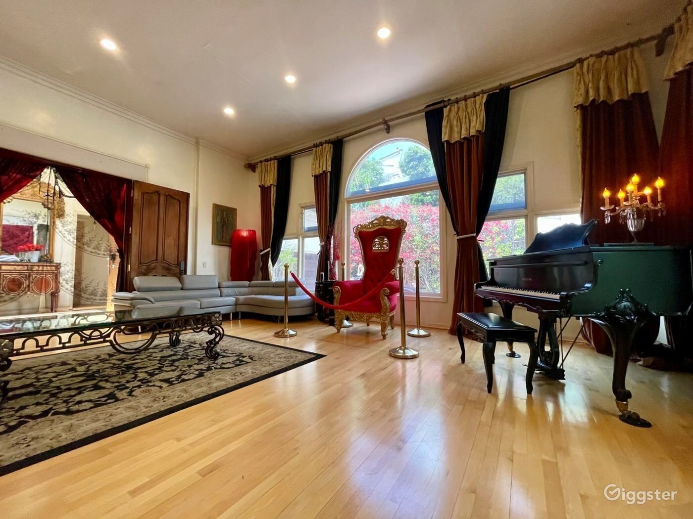Elegant Throne Room with Piano | Rent this location on Giggster