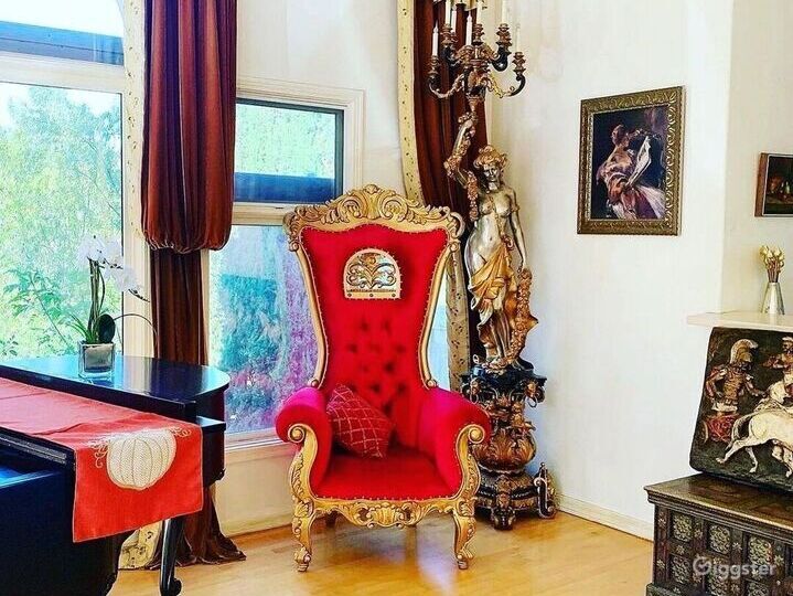 Elegant Throne Room with Piano | Rent this location on Giggster