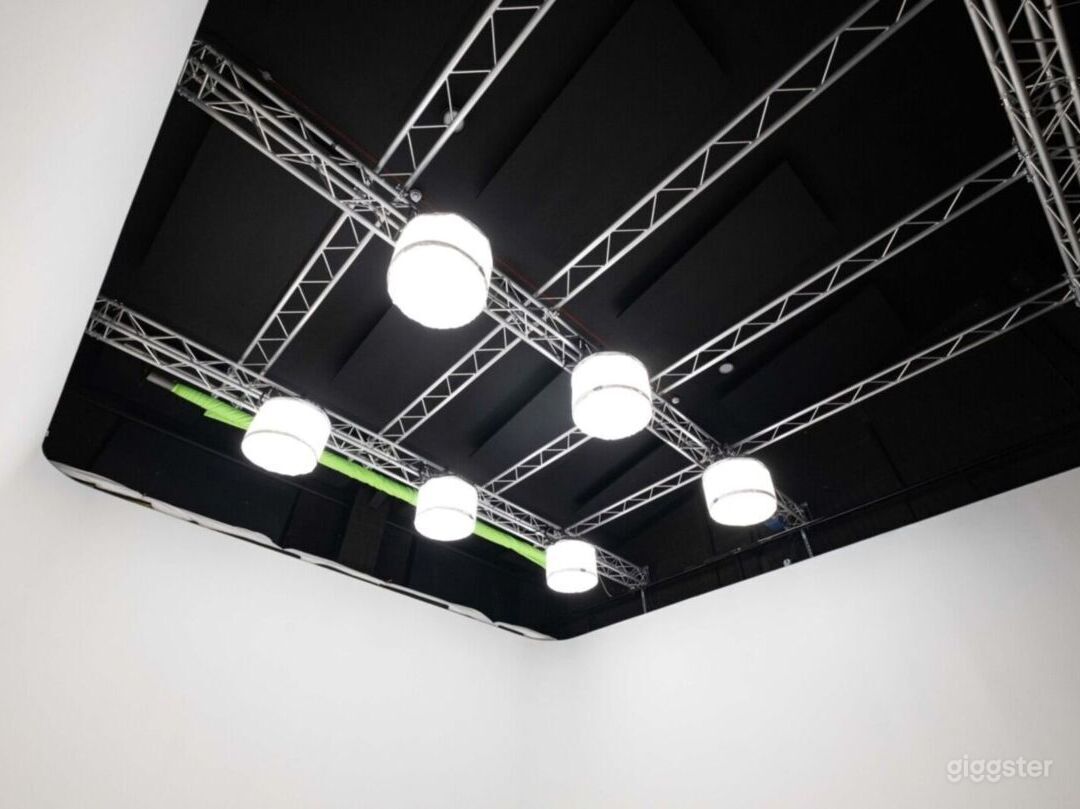 White Cove Studio London | Professional Infinity Cove for Filming