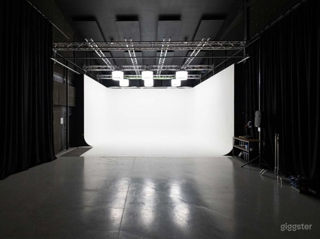 White Cove Studio London | Professional Infinity Cove for Filming