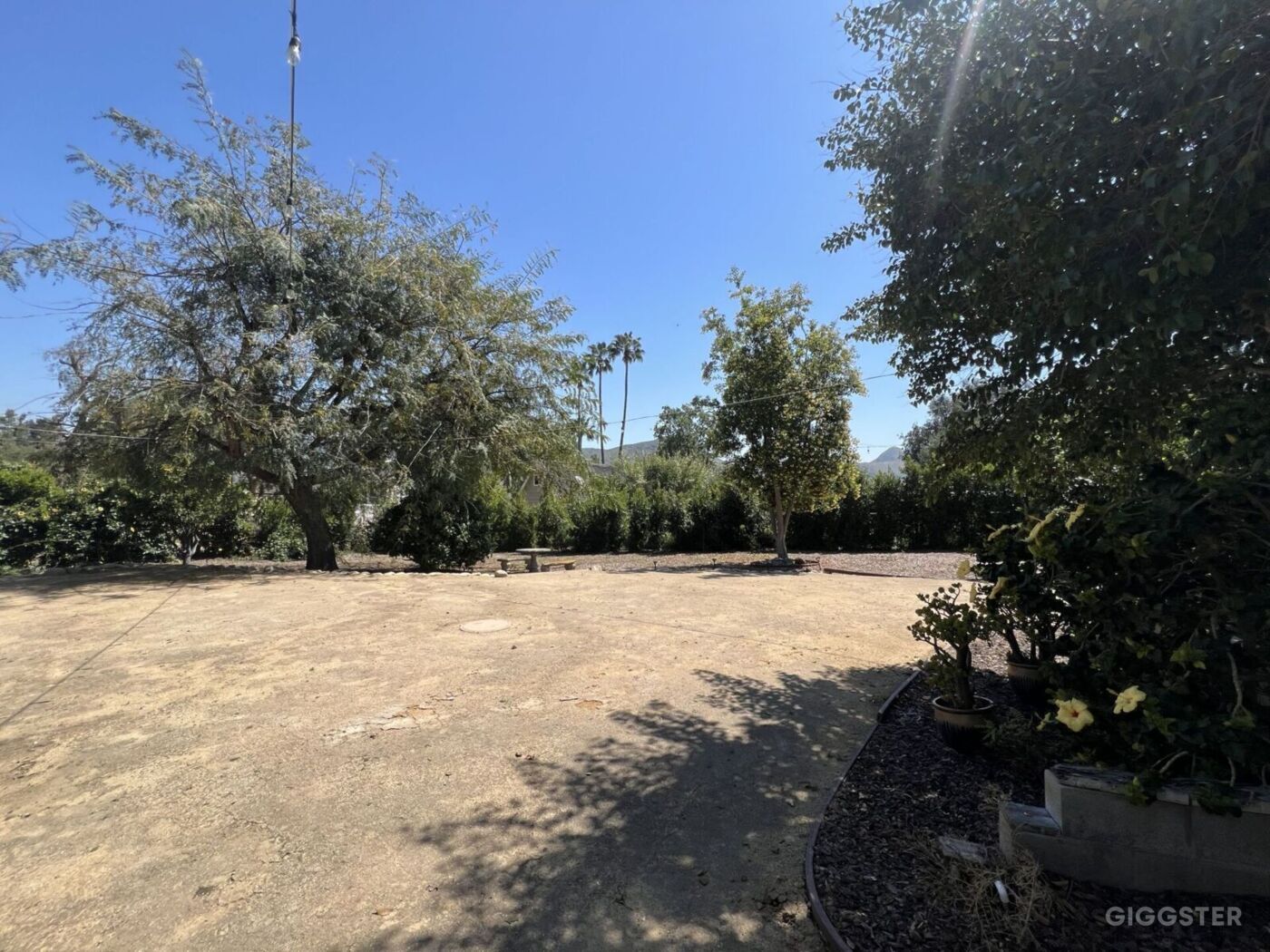 Blue Ranch House in Thousand Oak with massive yard | Rent this location ...
