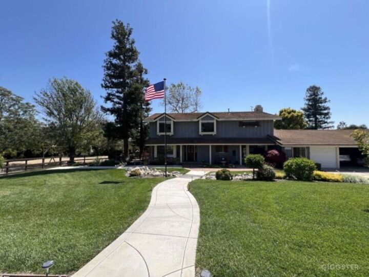 Blue Ranch House in Thousand Oak with massive yard | Rent this location ...