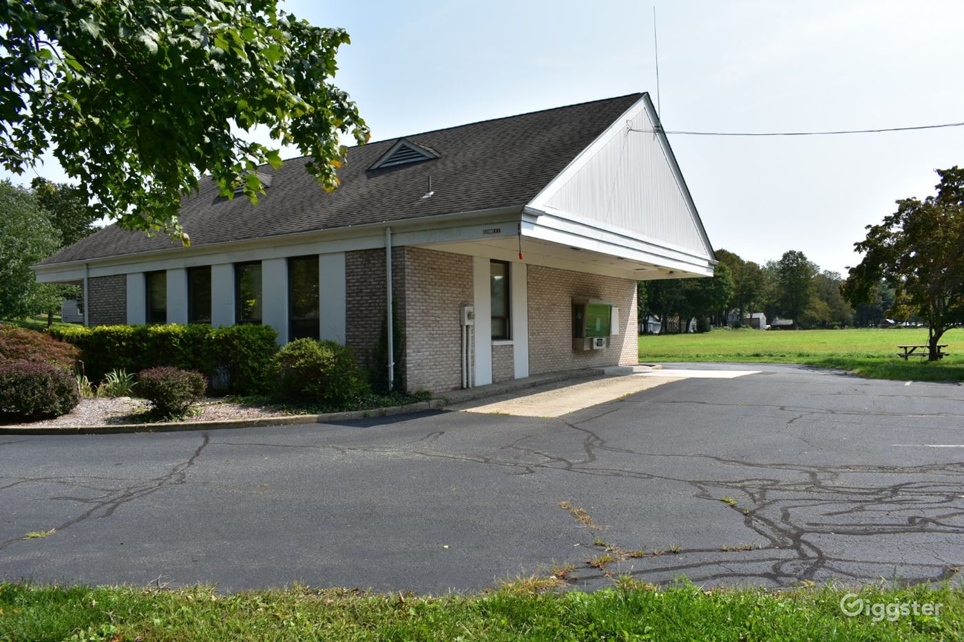 Bank 1960s/1970s Free Standing | Rent this location on Giggster