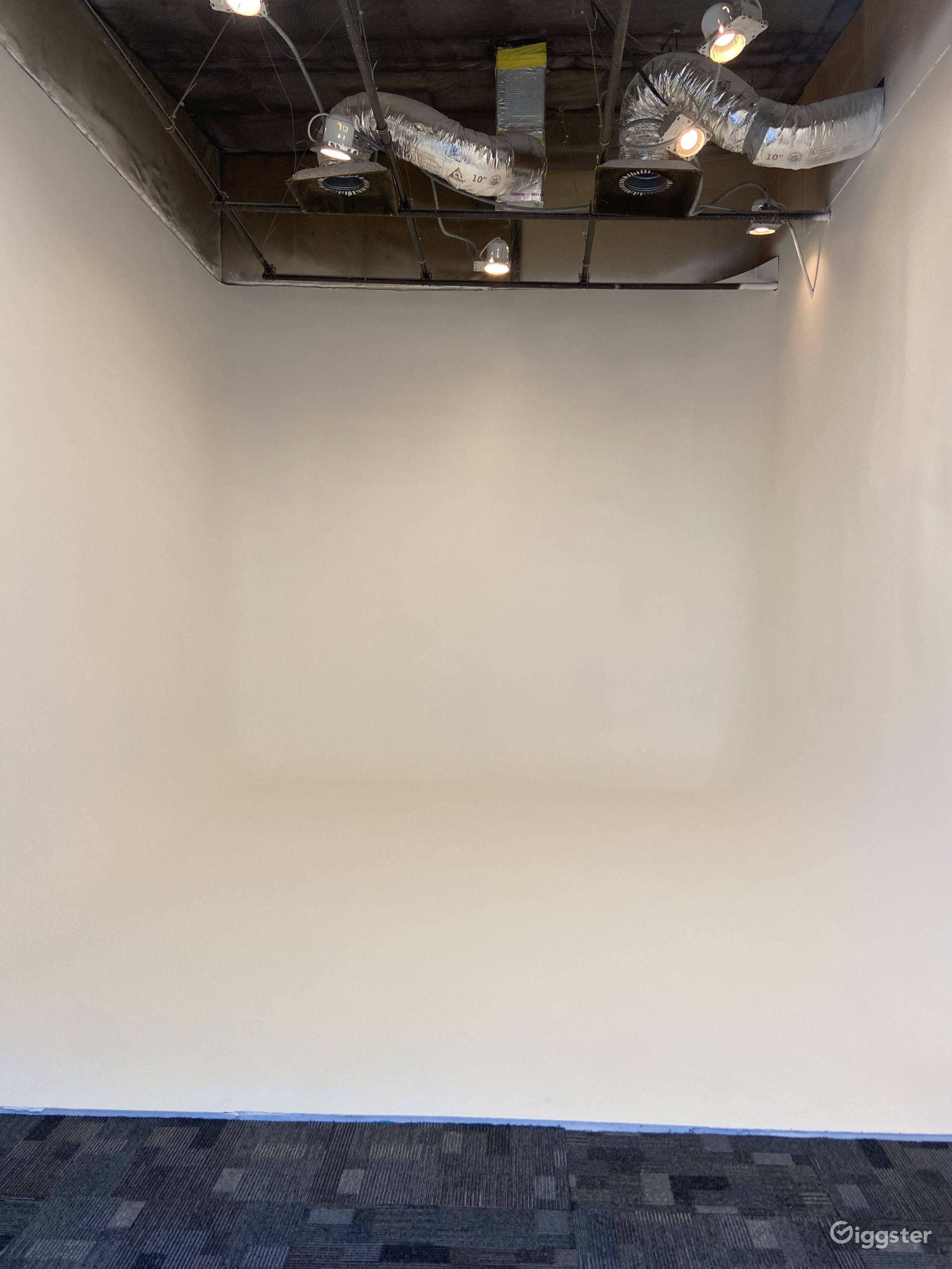 800 SQ FT Cyclorama Stage | Rent this location on Giggster