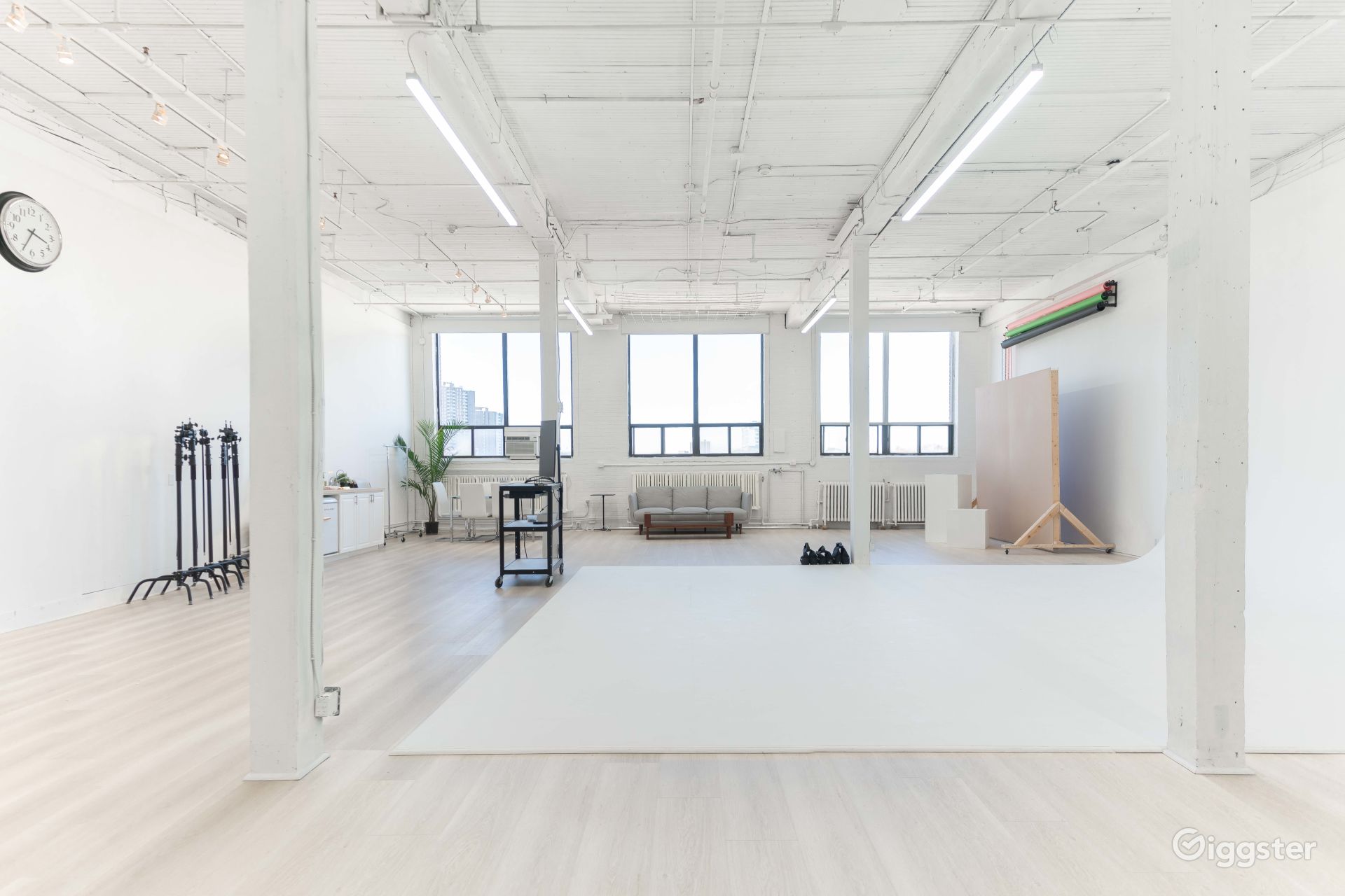 Professional Cyc Wall & Backdrop with GODOX Lighting | Rent this ...