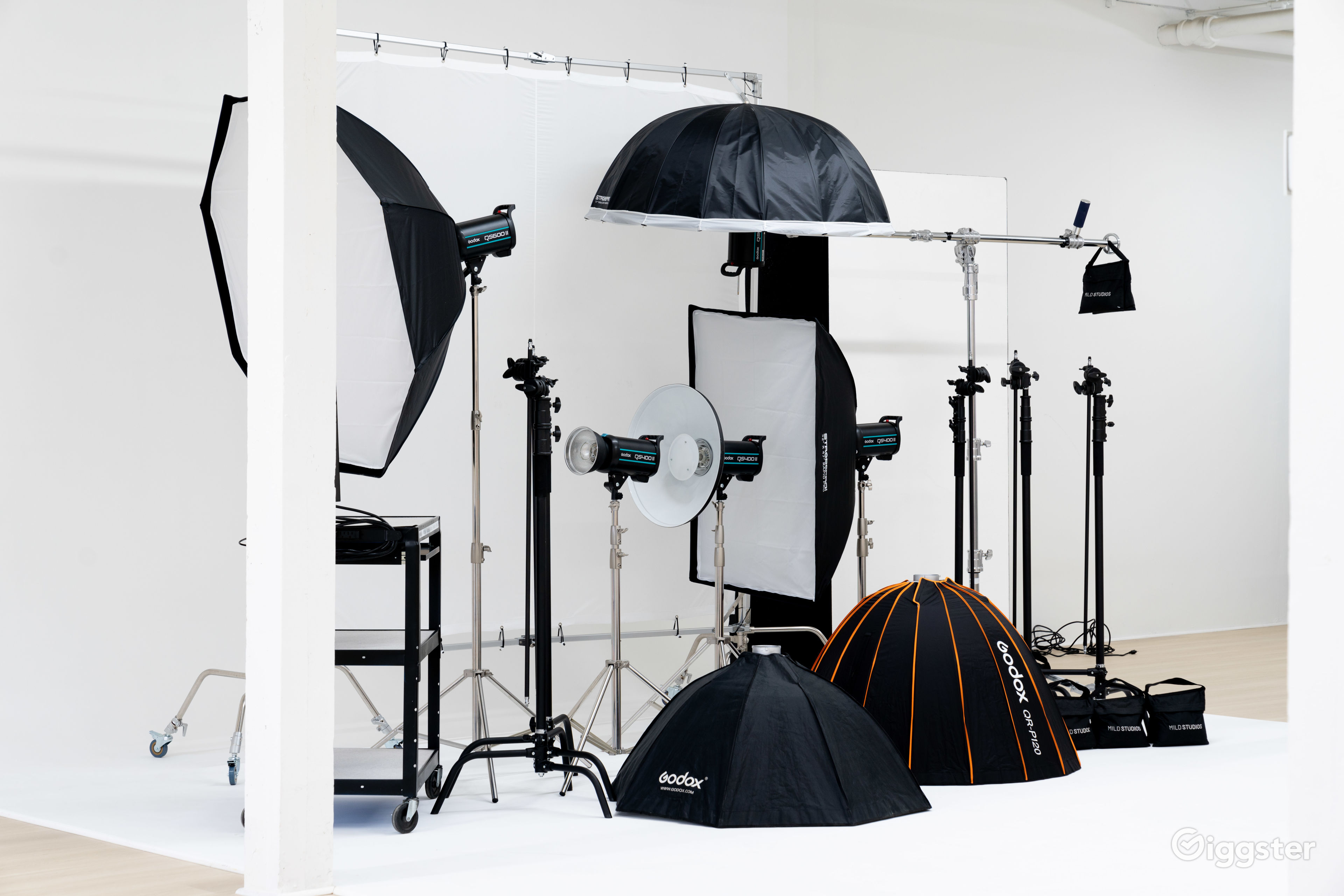Professional Cyc Wall & Backdrop with GODOX Lighting | Rent this ...