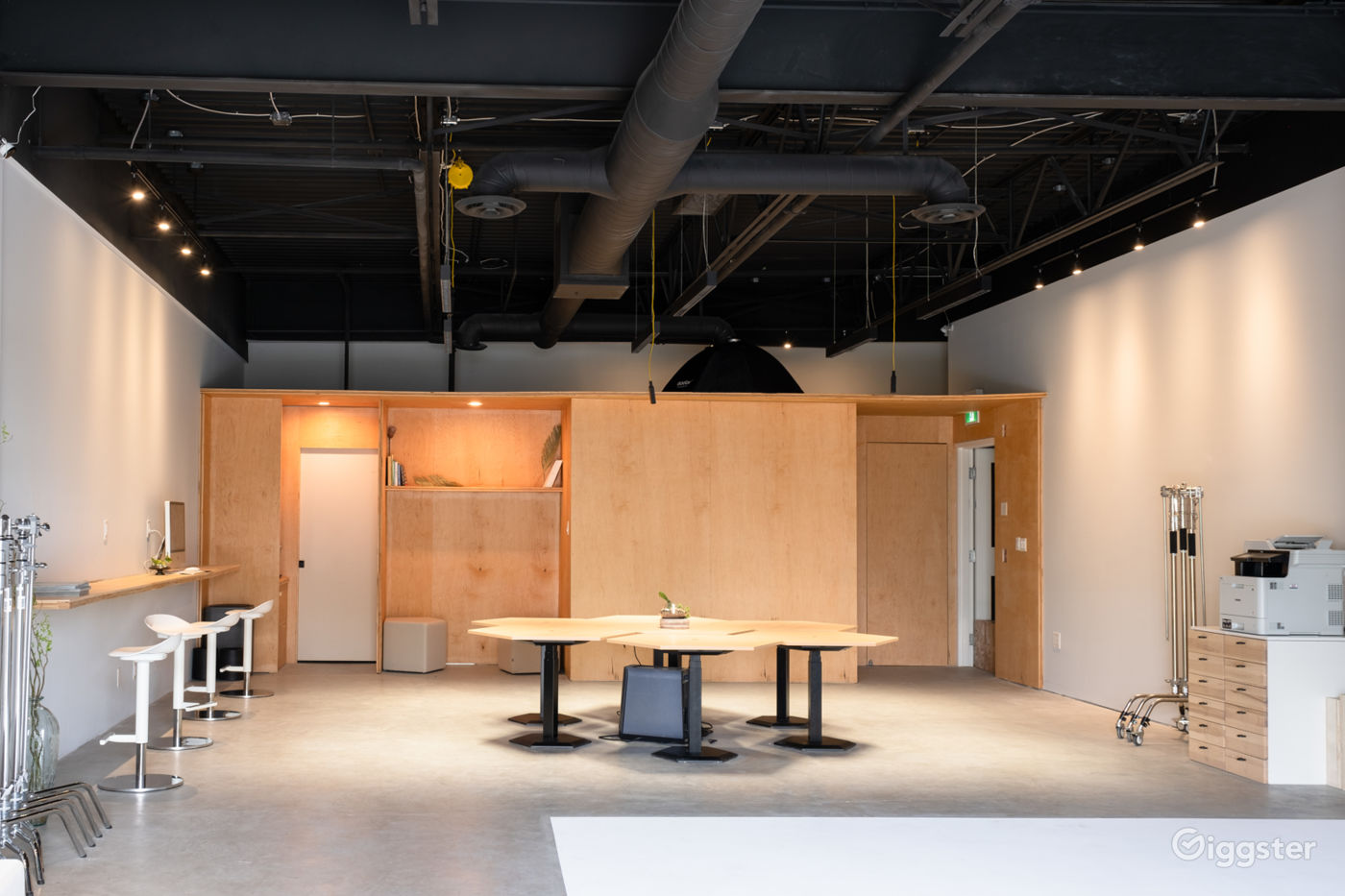 Spacious Photo Studio with Infinity Curve | Rent this location on Giggster