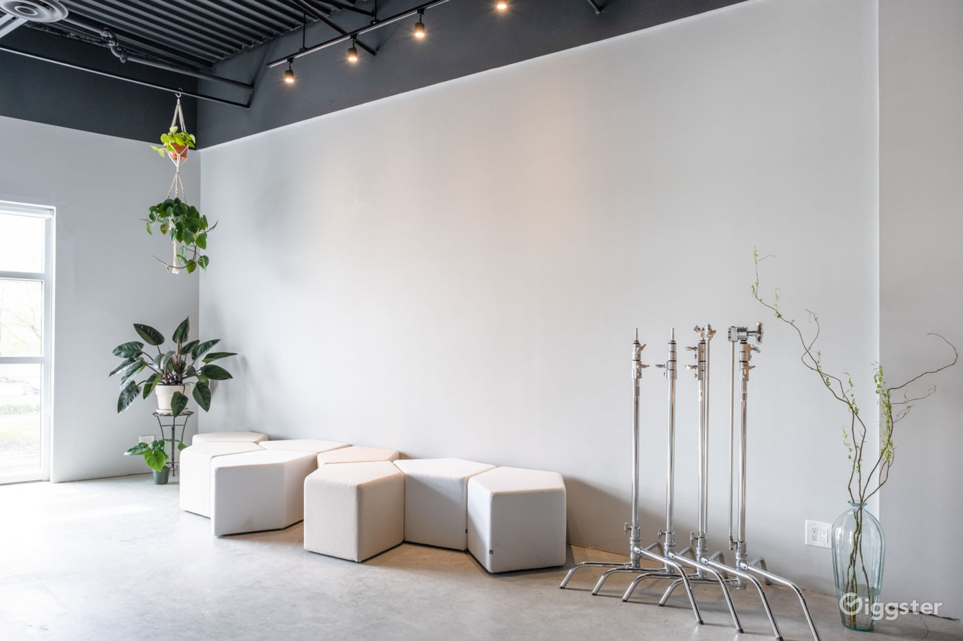 Spacious Photo Studio with Infinity Curve | Rent this location on Giggster