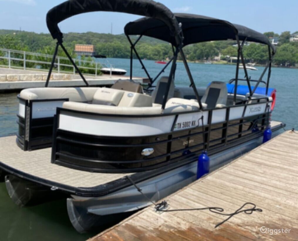Tri-Hull Pontoon Boats for Events in Austin | Rent this location on ...