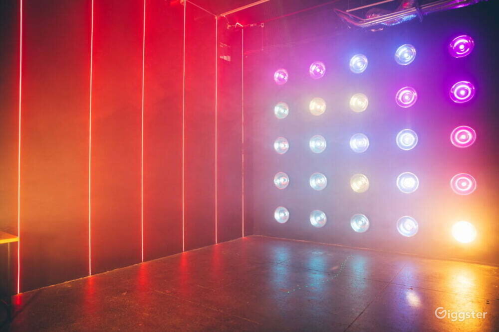 Neon & Spotlights Blackout Photo/Video Studio | Rent this location on ...