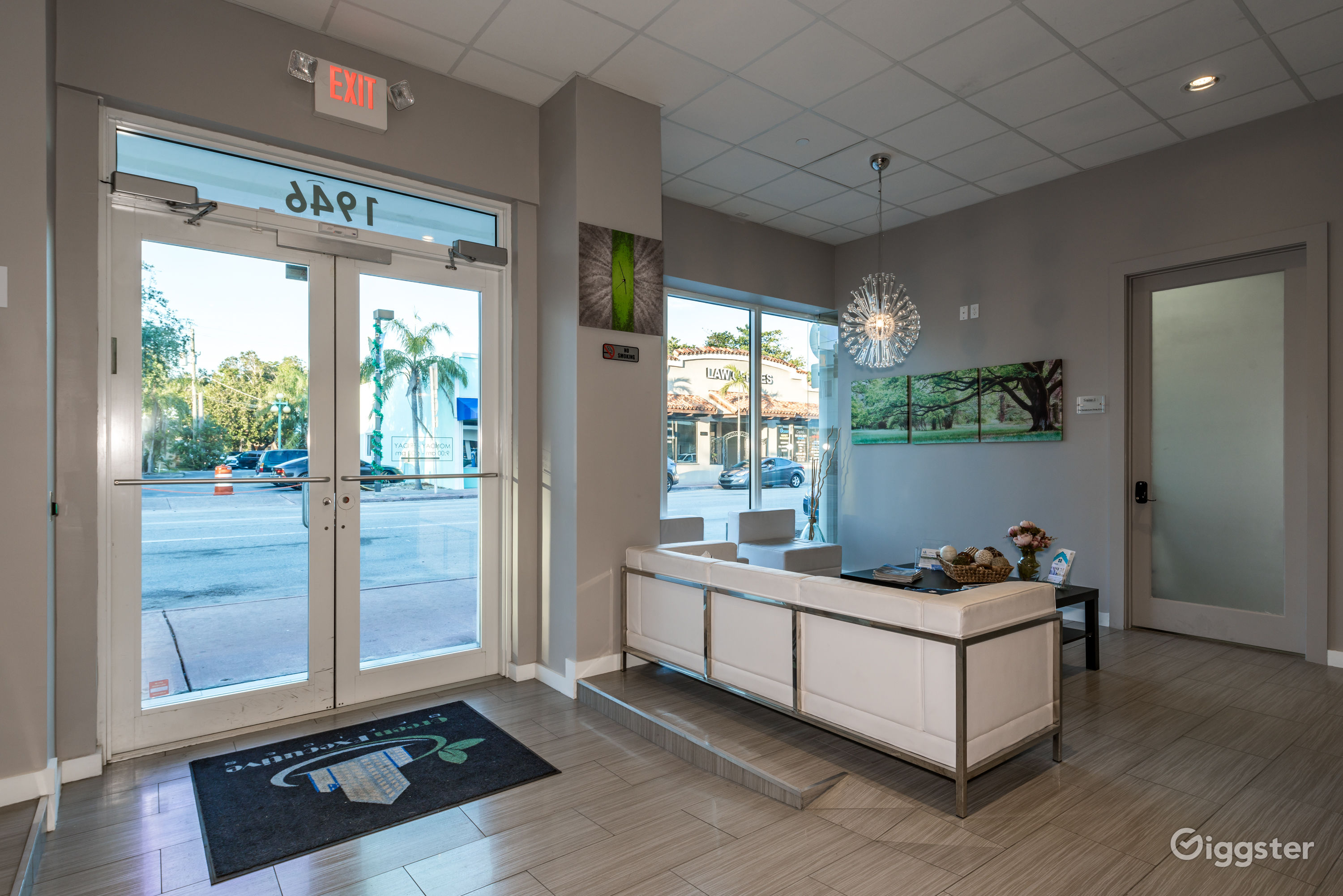 Simple and Minimalist Lobby | Rent this location on Giggster