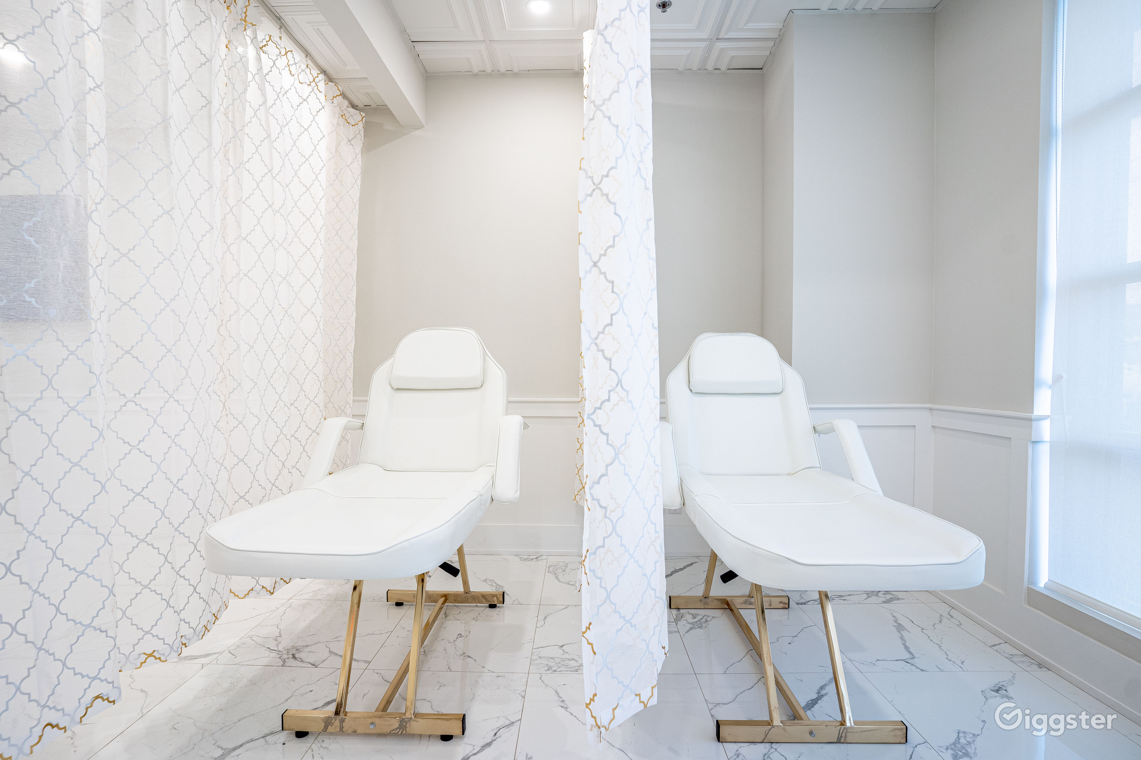 Luxury All White & Gold Style Beauty Space | Rent this location on Giggster