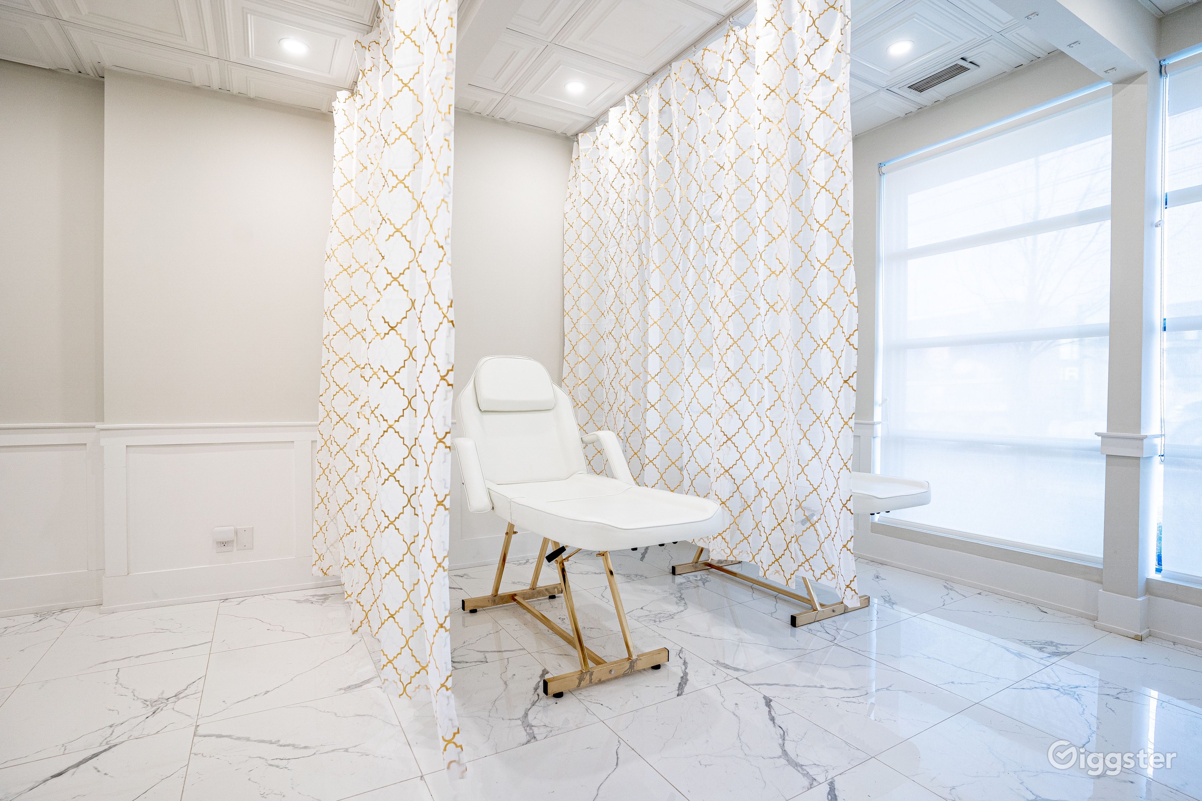Luxury All White & Gold Style Beauty Space | Rent this location on Giggster