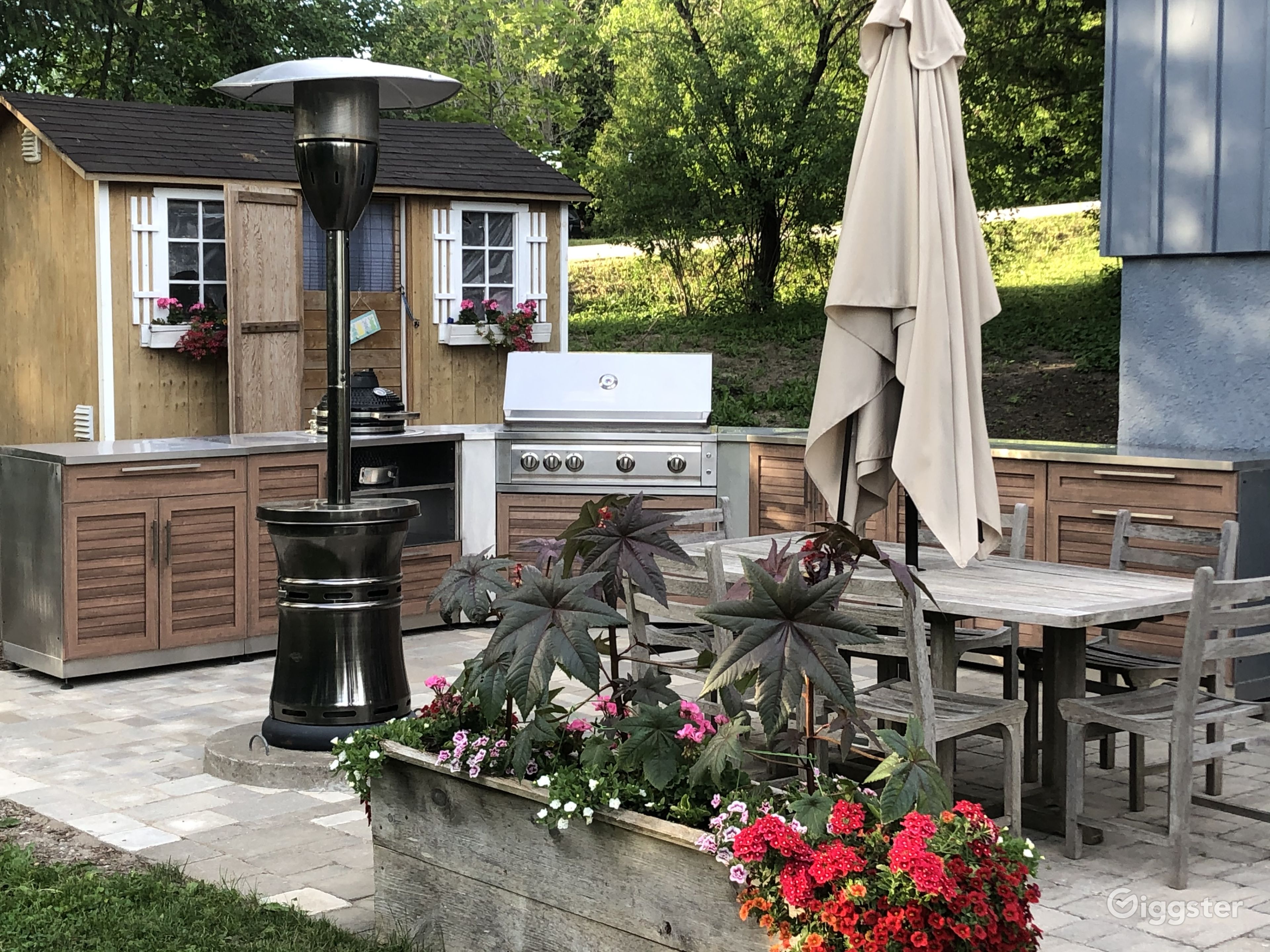 Luxury Modern Garage - Workshop, Bar, Climb, Swing | Rent this location ...