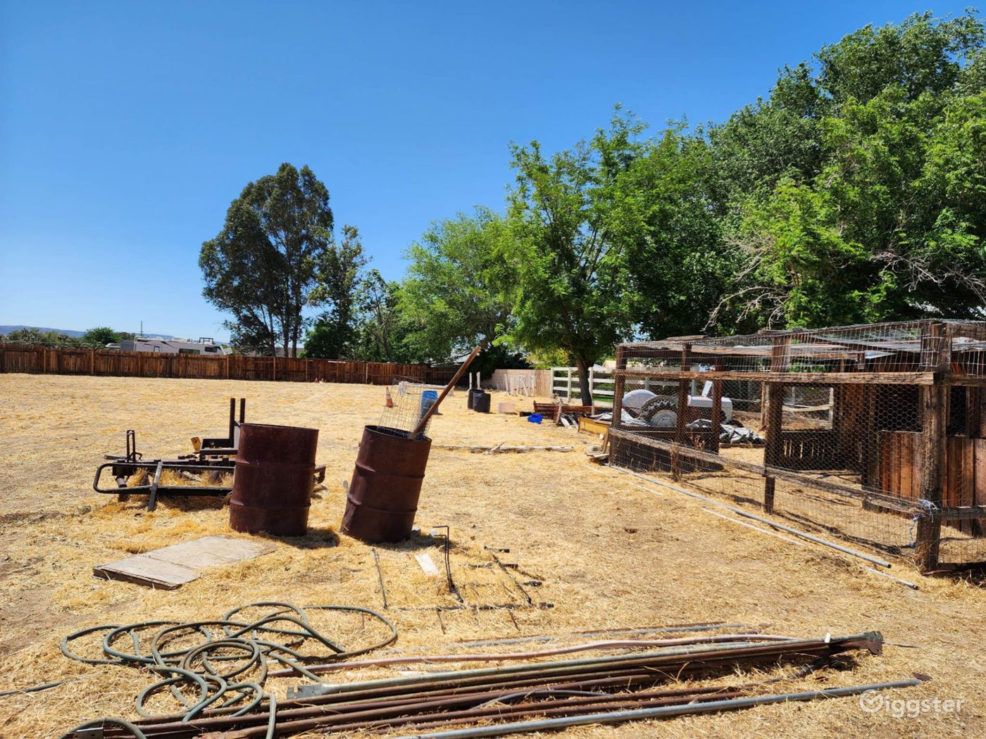 Desert horse stalls, riding paddock | Rent this location on Giggster