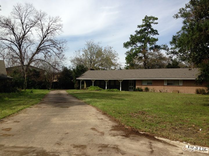 50s rundown spacious Ranch House on large property | Rent this location ...