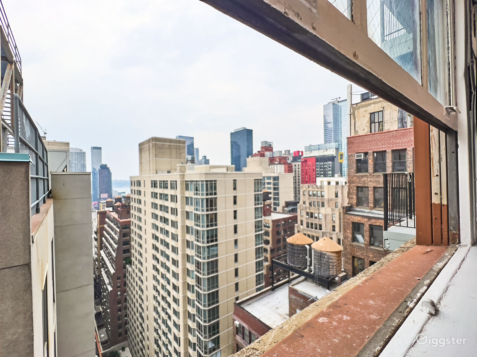 23B Manhattan Views & Free EQ Photo Studio | Rent this location on Giggster