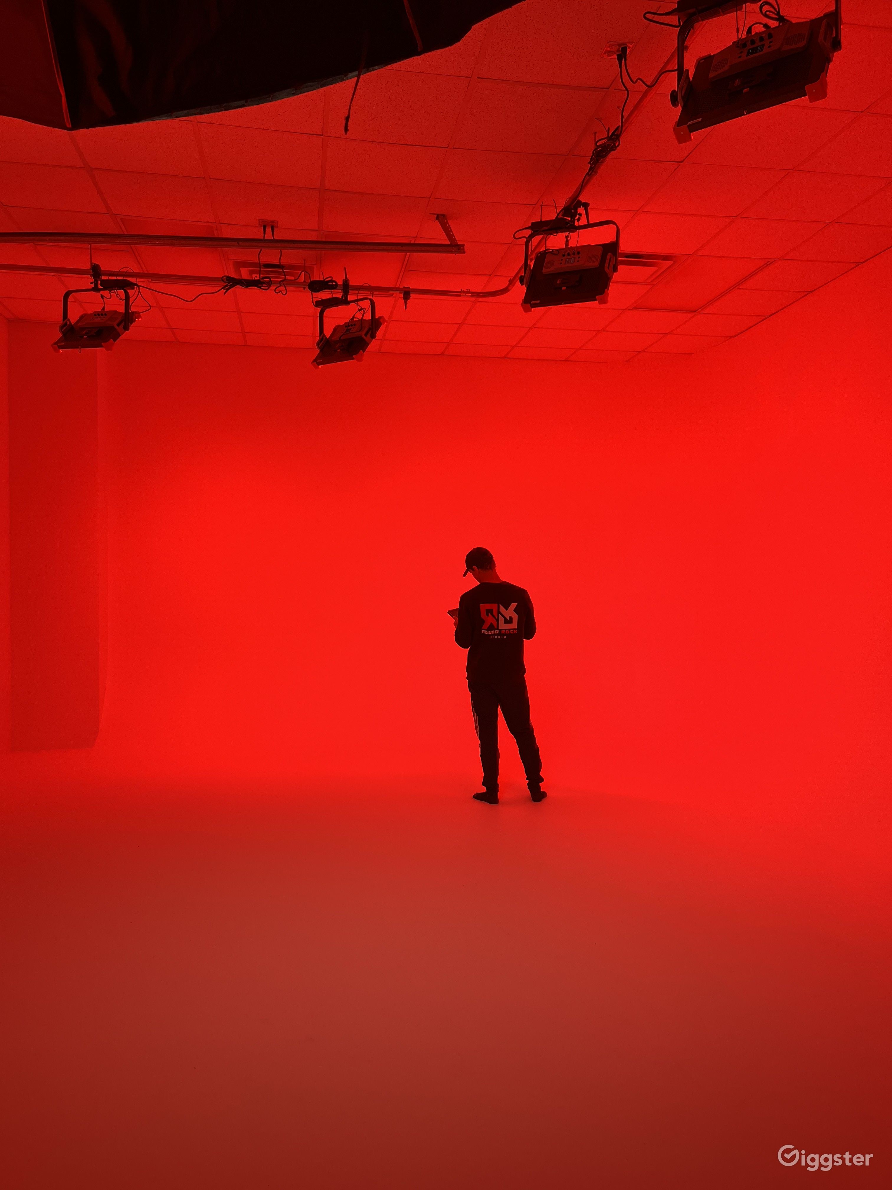 Video/Photo Studio with cyclorama wall | Rent this location on Giggster