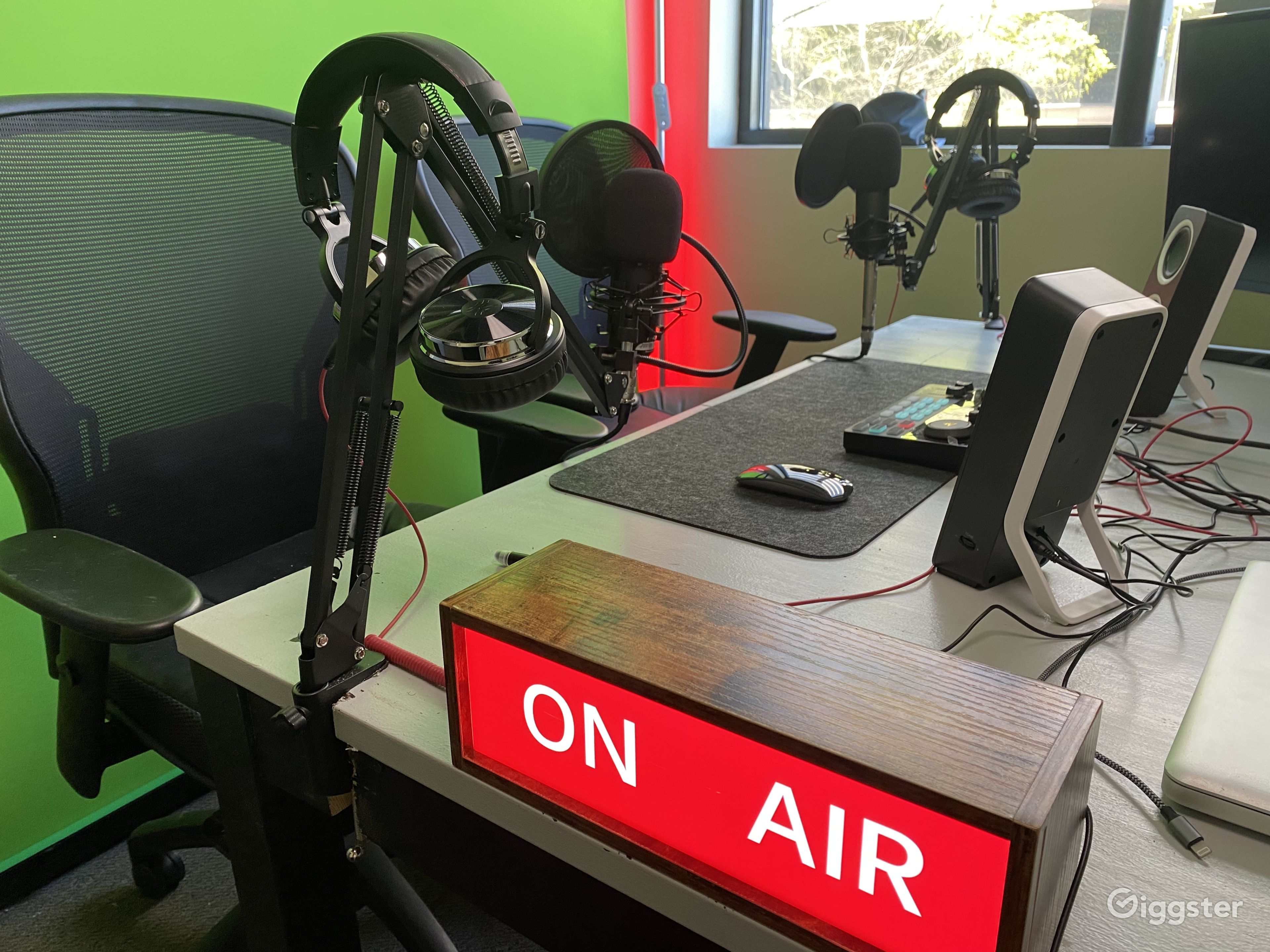 Content Creator Room with Green Screen | Rent this location on Giggster