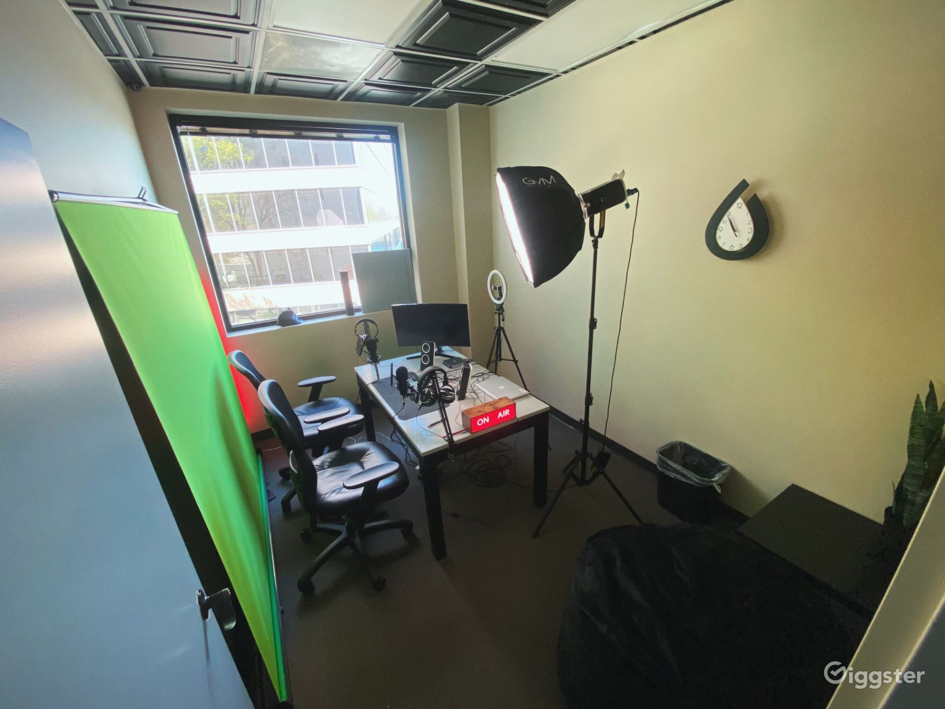 Content Creator Room with Green Screen | Rent this location on Giggster
