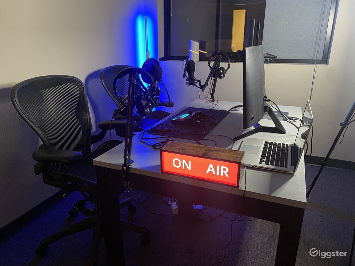 Content Creator Room with Green Screen | Rent this location on Giggster