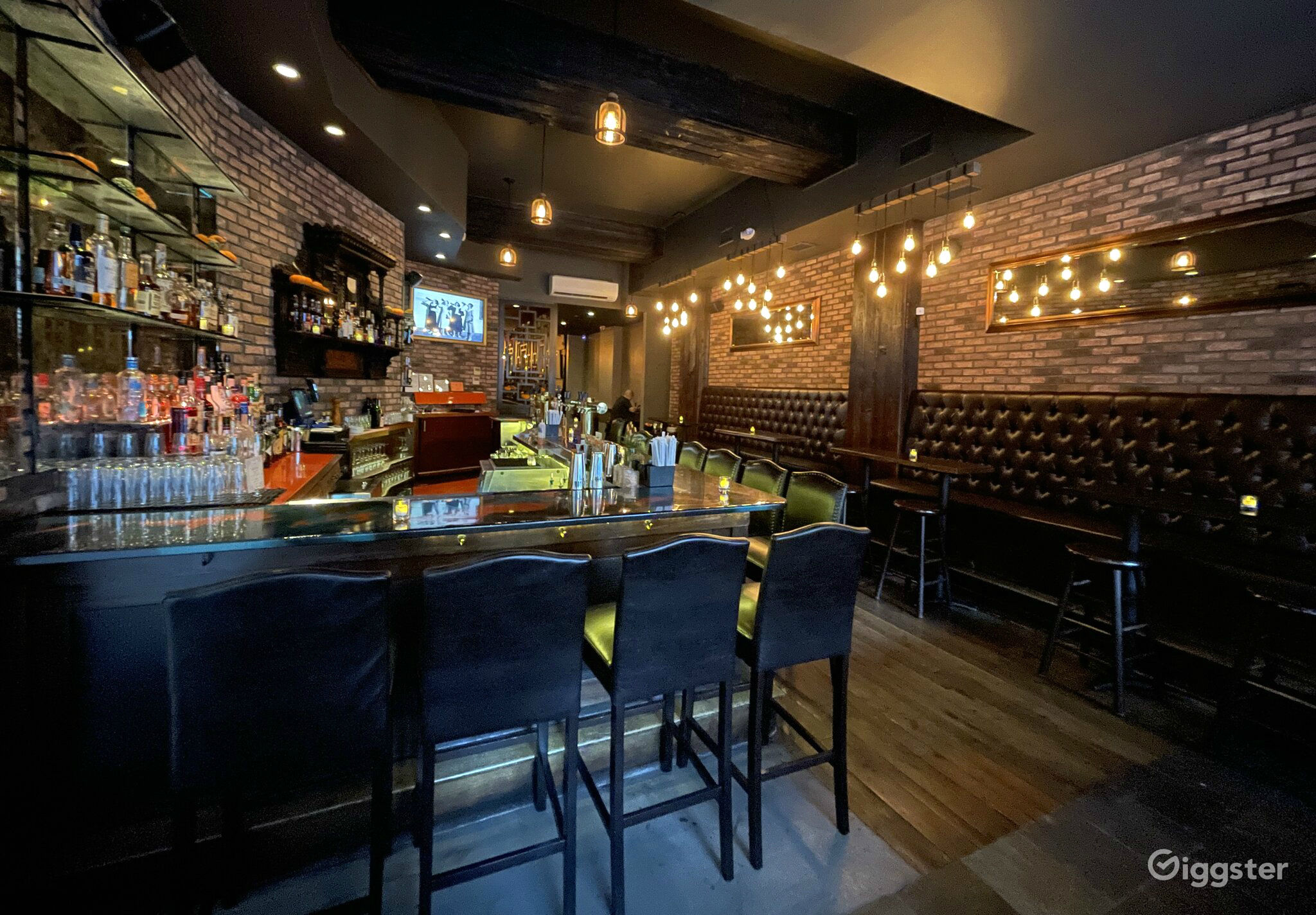 Cozy 1920s theme lounge | Rent this location on Giggster