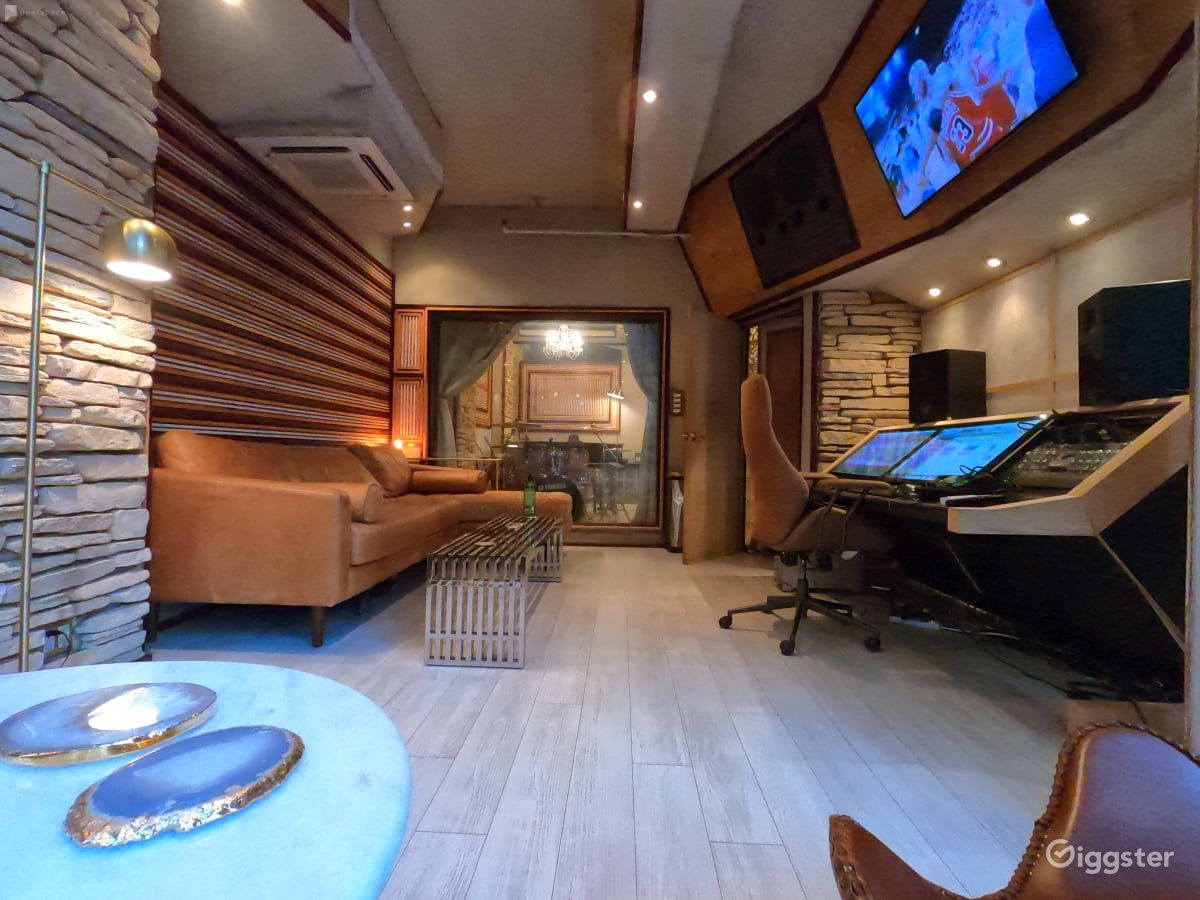 Midtown Manhattan Recording Studio | Rent this location on Giggster