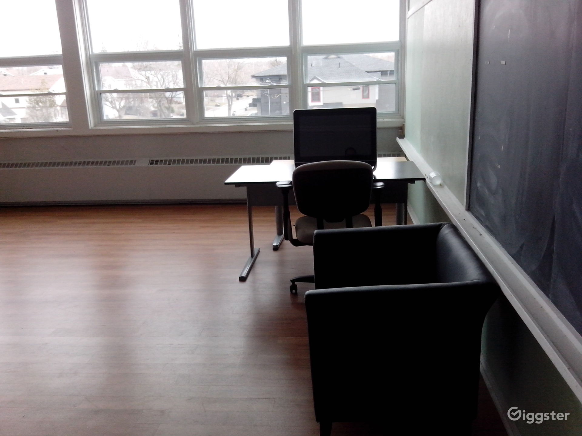 Large Bright High Ceiling Office Space | Rent this location on Giggster