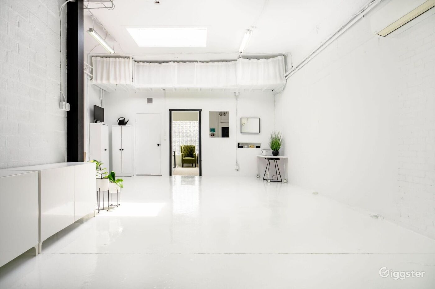 Creative Studio Space in Alexandria | Rent this location on Giggster