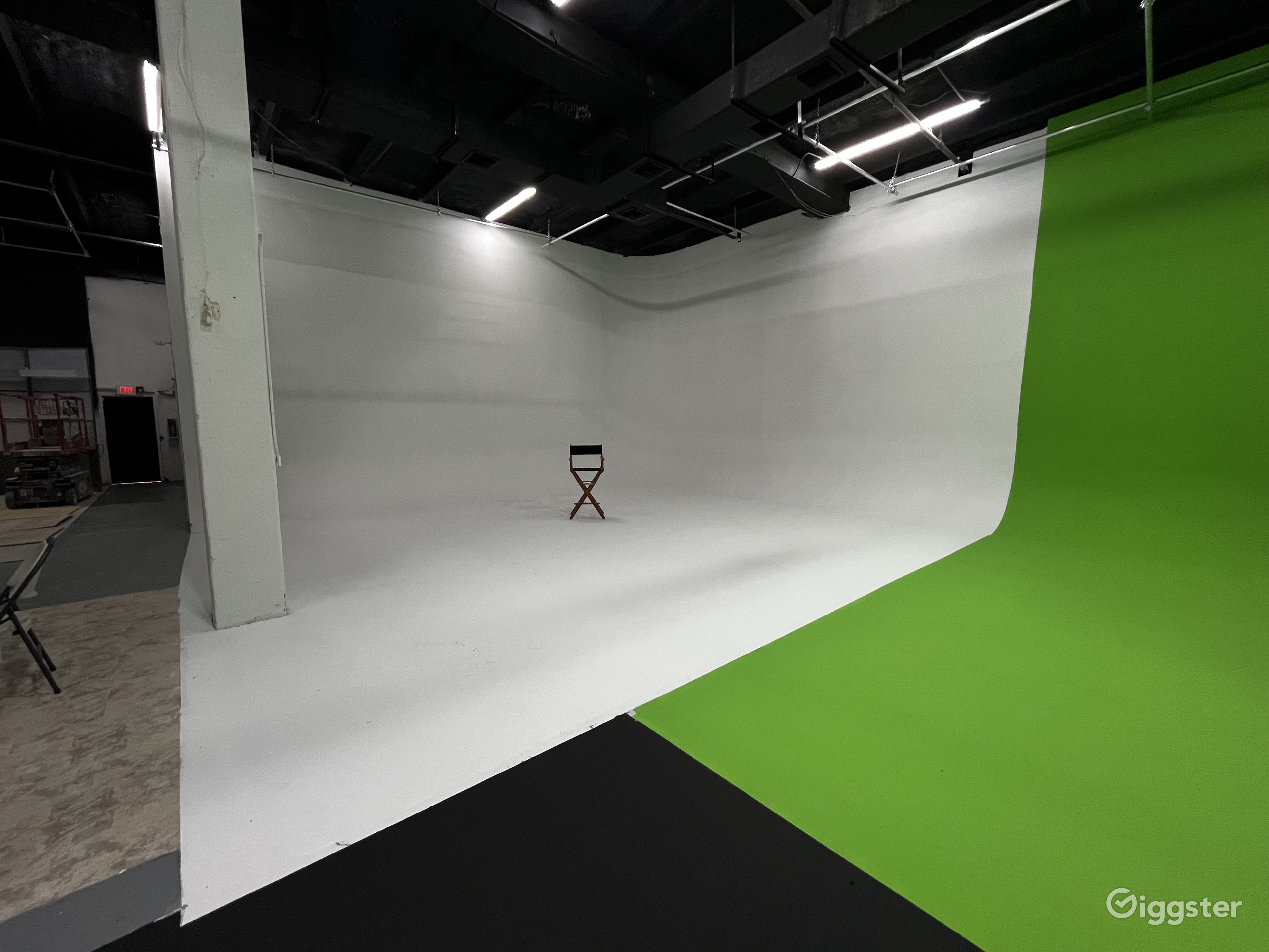 30' x 25' 2-wall White Cyc Studio in Miami | Rent this location on Giggster