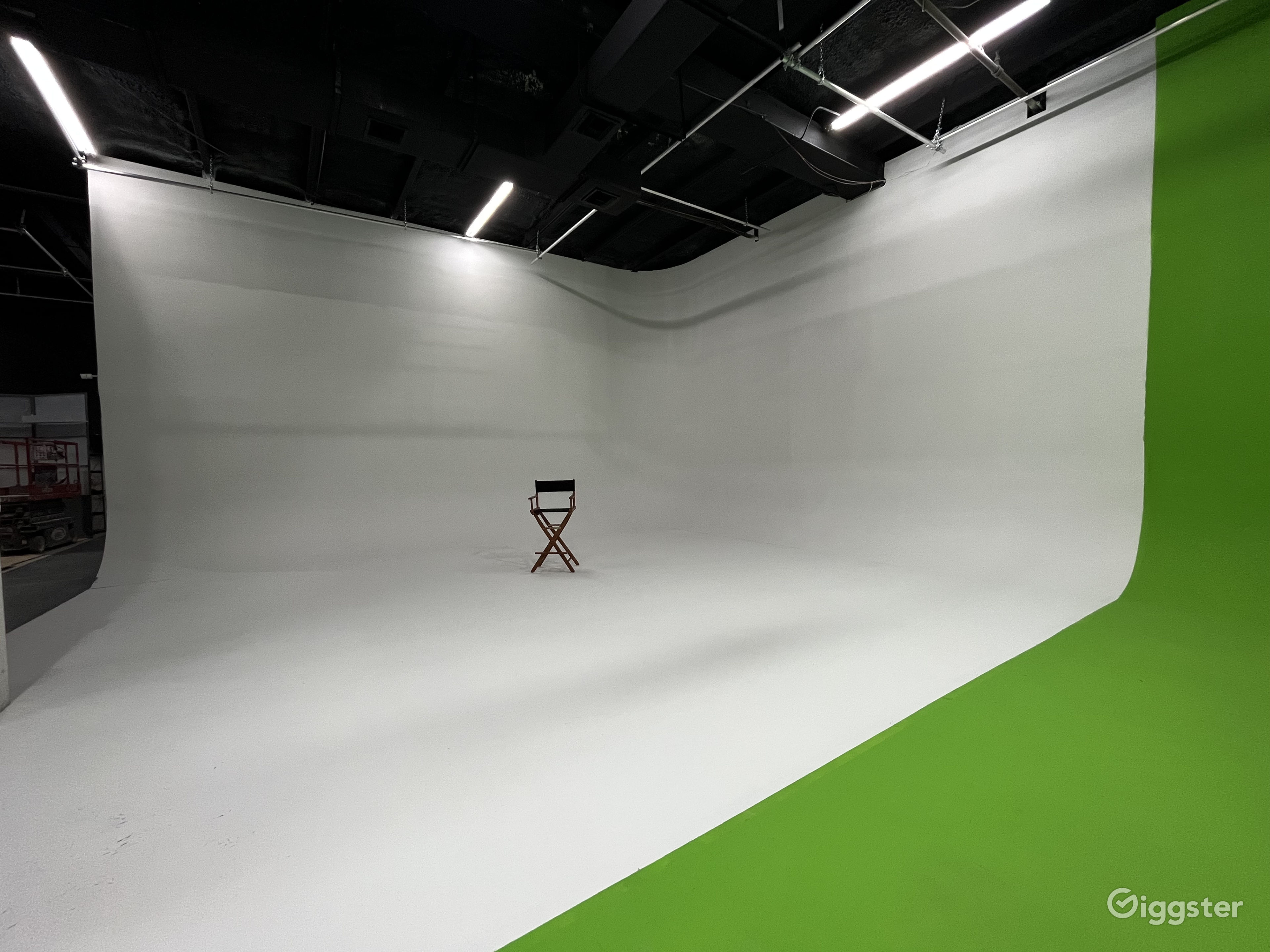 30' x 25' 2-wall White Cyc Studio in Miami | Rent this location on Giggster