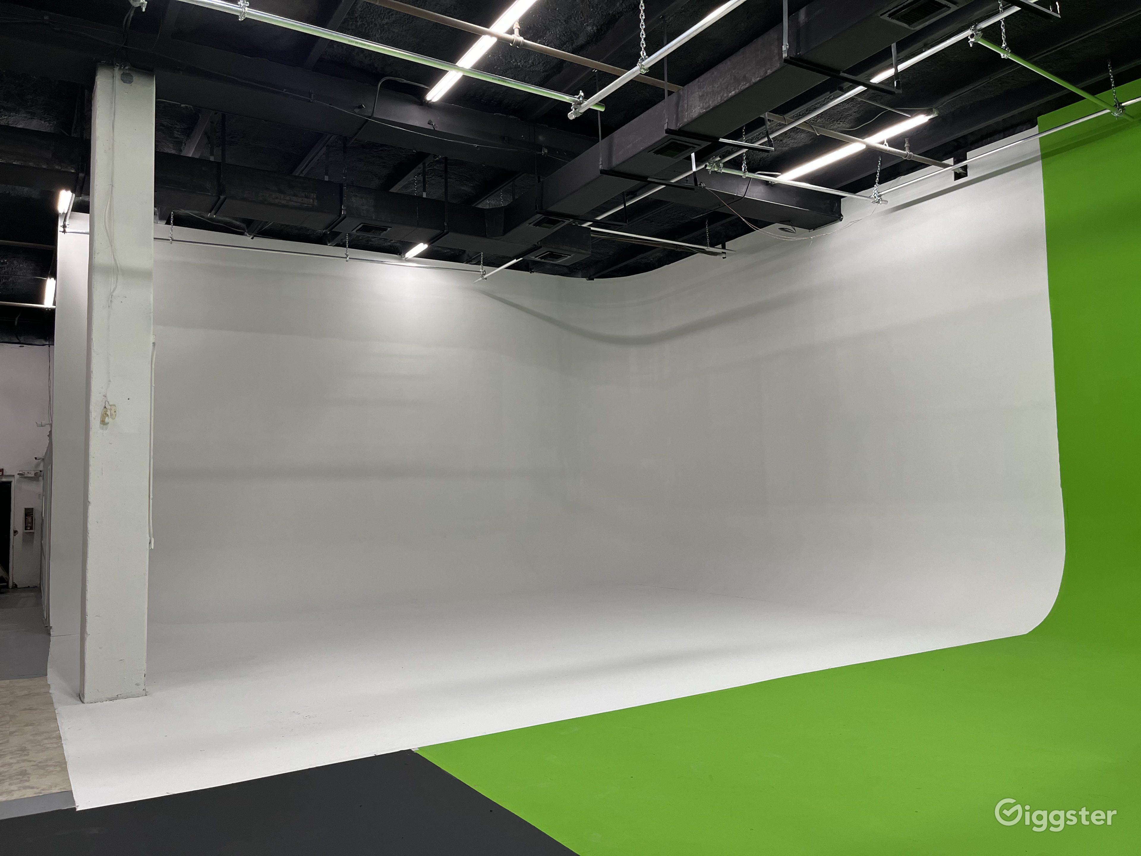 30' x 25' 2-wall White Cyc Studio in Miami Lakes | Rent this location ...