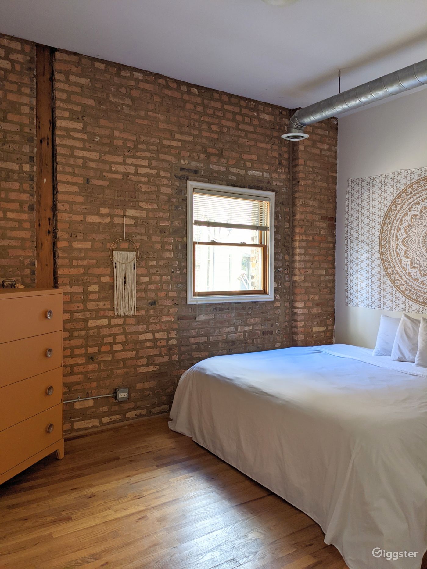 Spacious & Bright Loft with Exposed Brick | Rent this location on Giggster