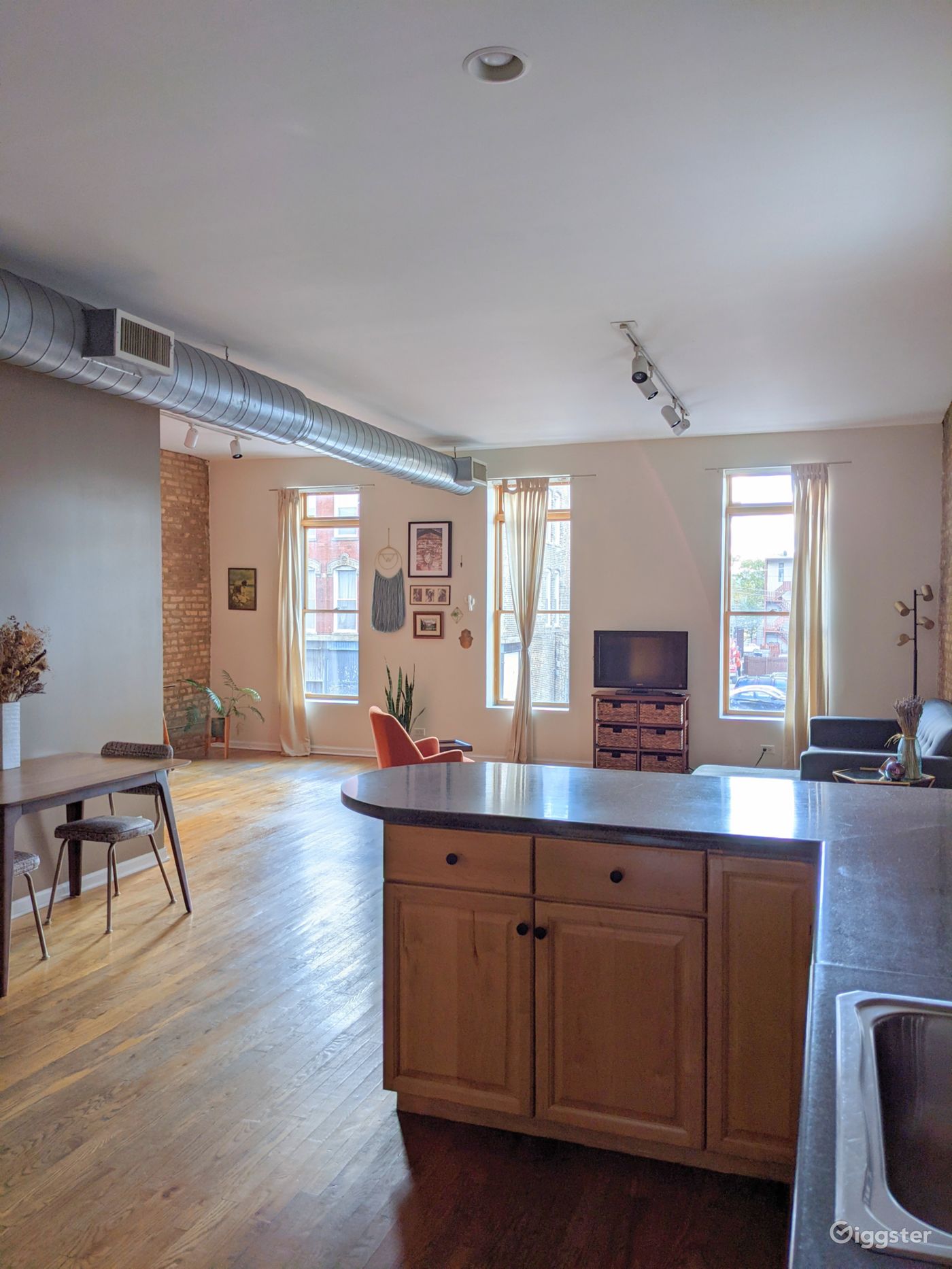 Spacious & Bright Loft with Exposed Brick | Rent this location on Giggster