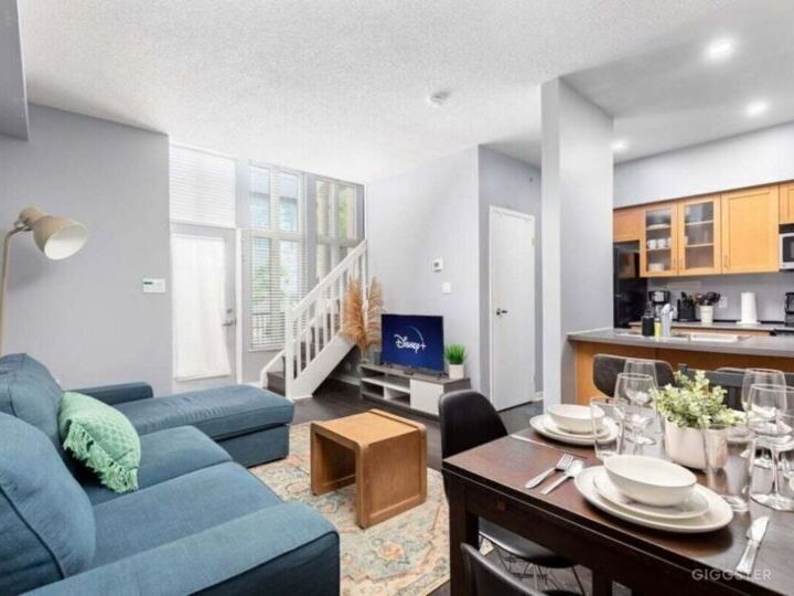 Two Story Loft w/ 2 beds close to Lakeshore! | Rent this location on ...