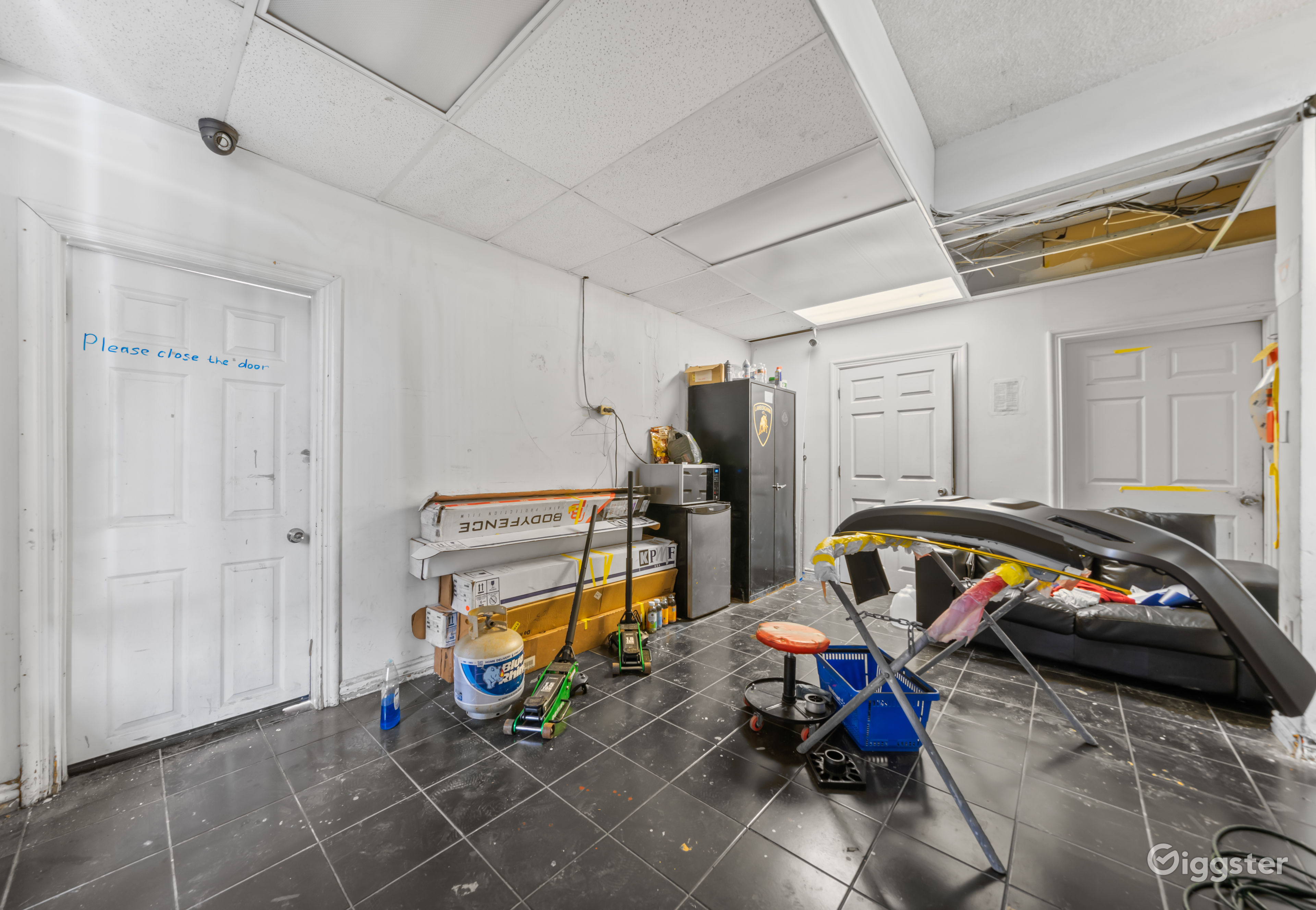 HOLLYWOOD EXOTIC BODY SHOP | Rent this location on Giggster