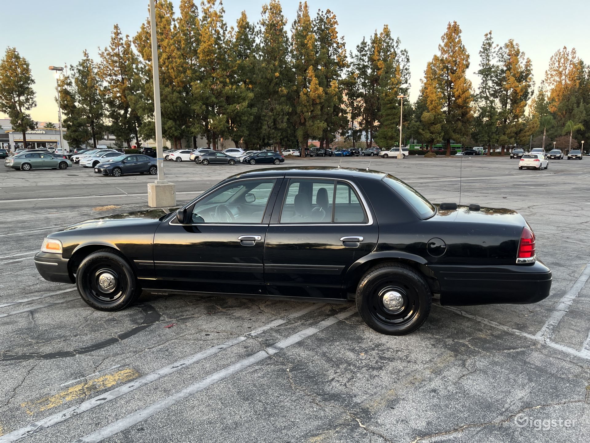 POLICE CAR: Ford Crown Victoria Black Detective | Rent this location on ...