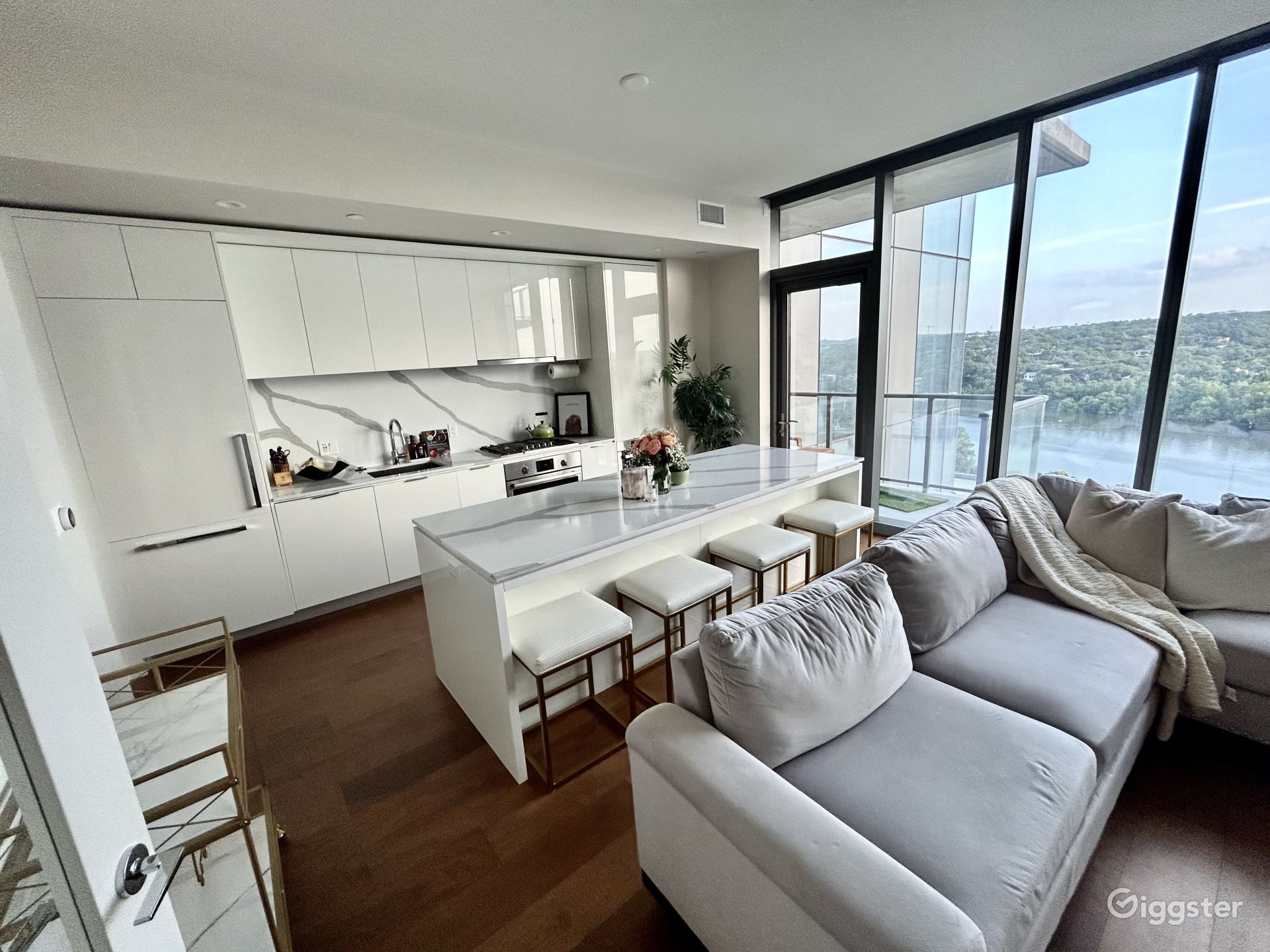 LIGHT AND BRIGHT MODERN DOWNTOWN AUSTIN CONDO | Rent this location on ...