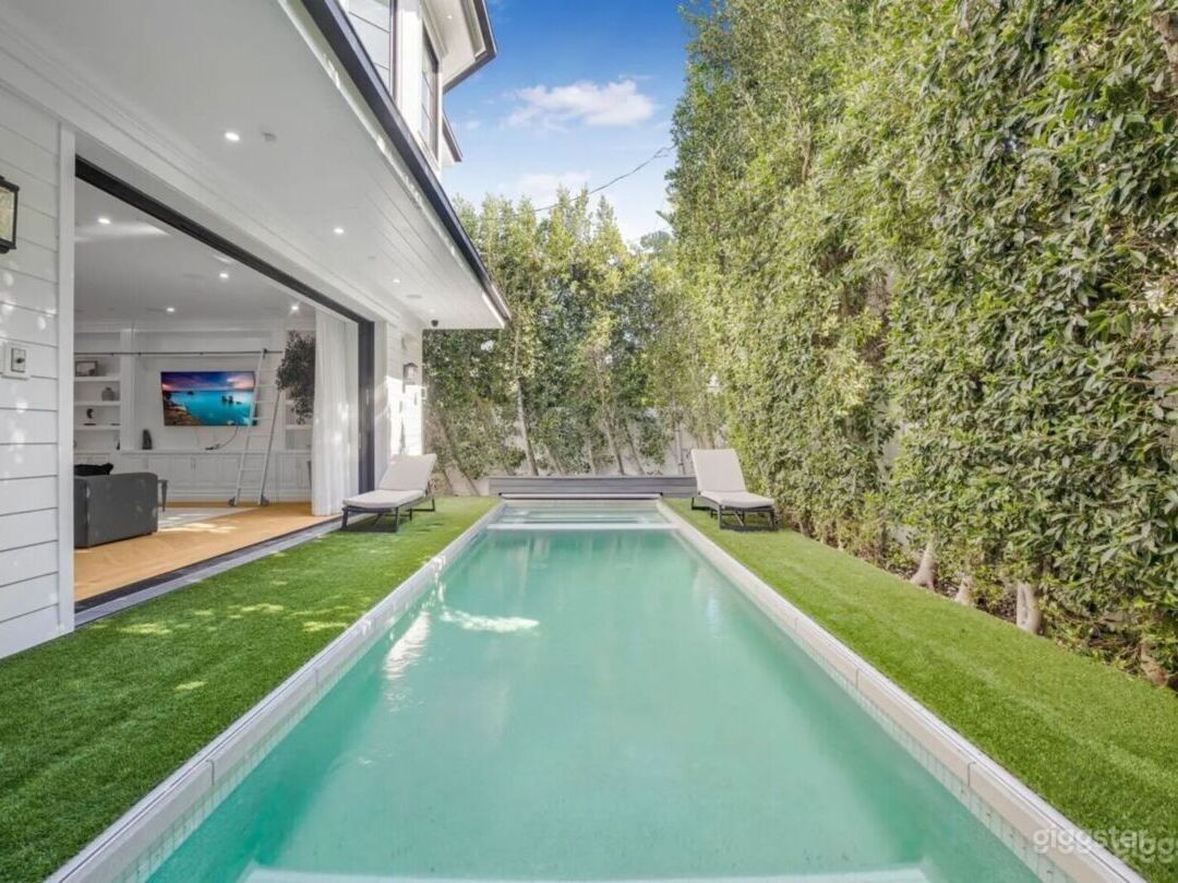 WHITE LUXE OUTDOOR POOL | Rent this location on Giggster