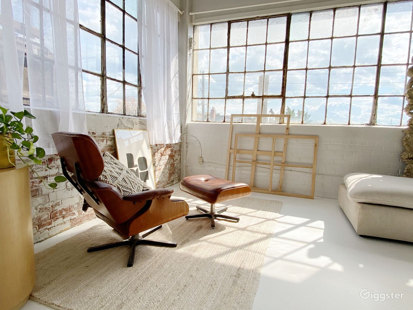 New York Style Loft With White Brick | Rent this location on Giggster