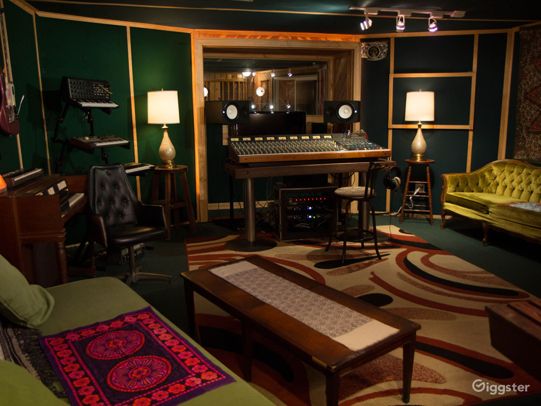 Cozy Recording Studio with Retro-Vibes! | Rent this location on Giggster