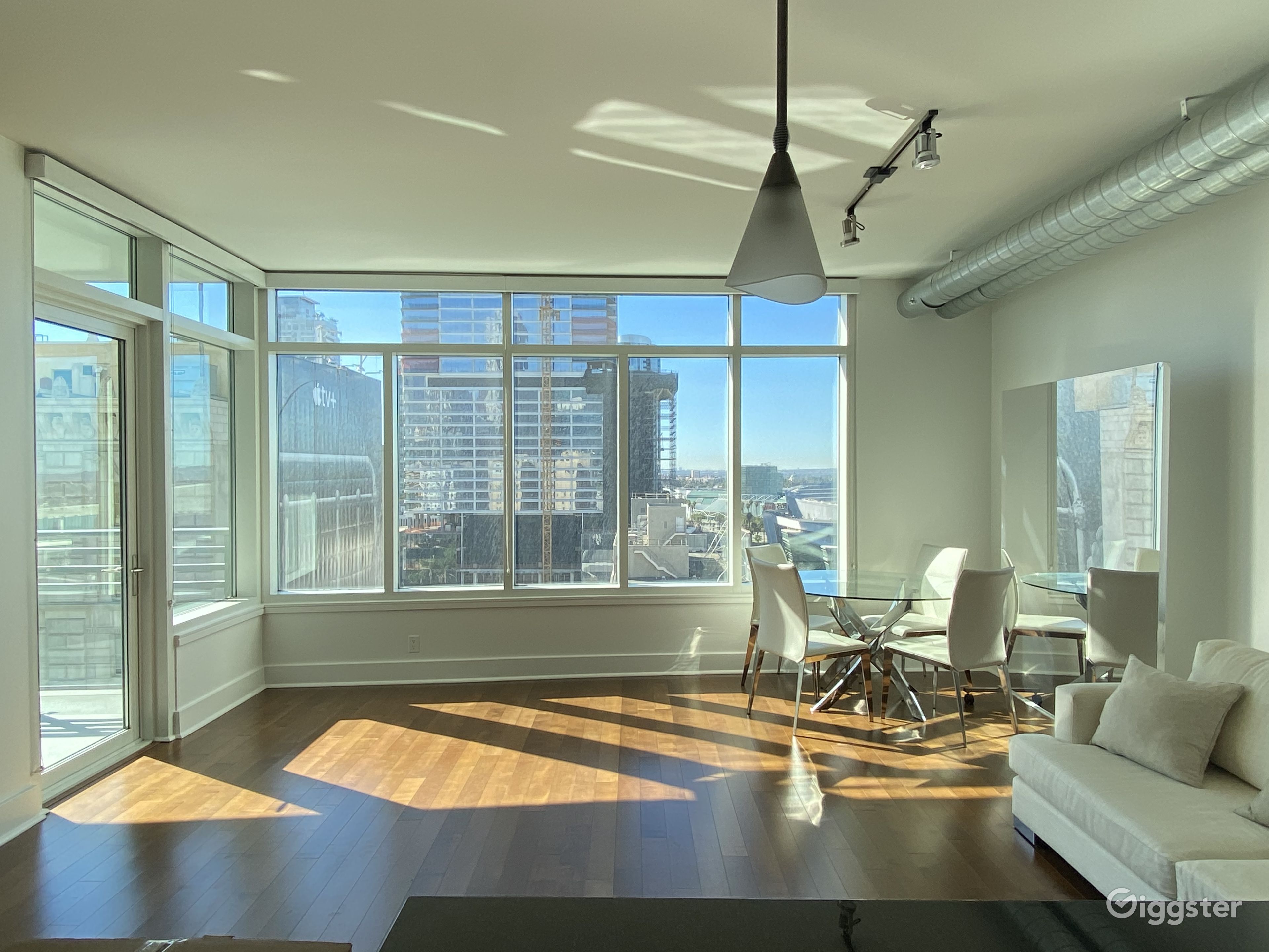 Luxury Modern Downtown Loft With Huge Windows | Rent this location on ...